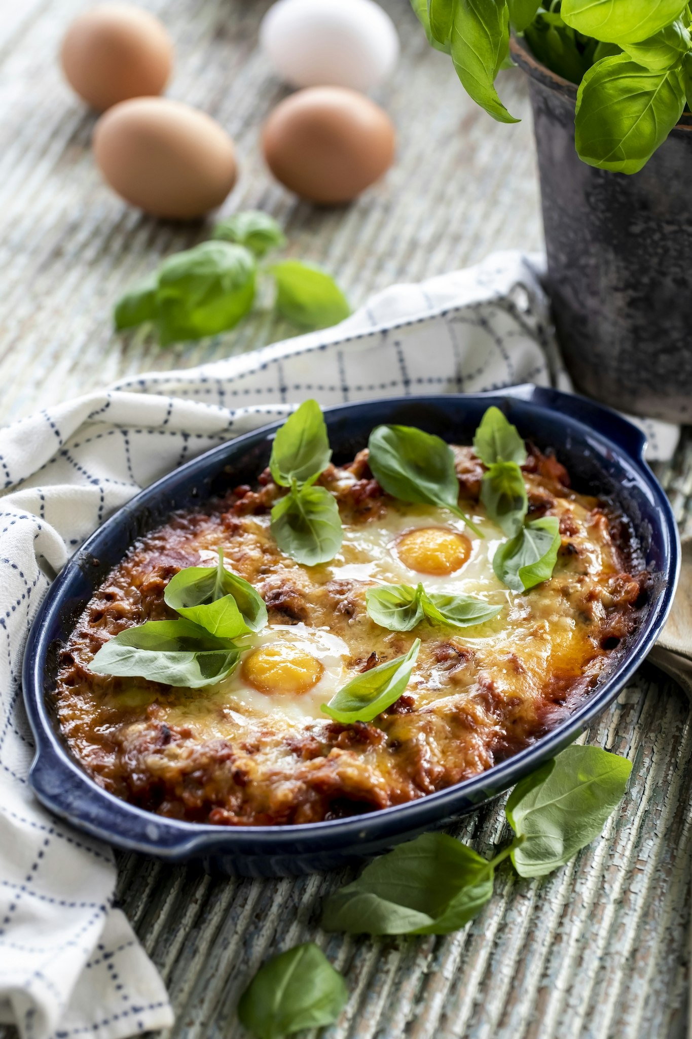 Äggpanna med kycklingfärs och riven ost