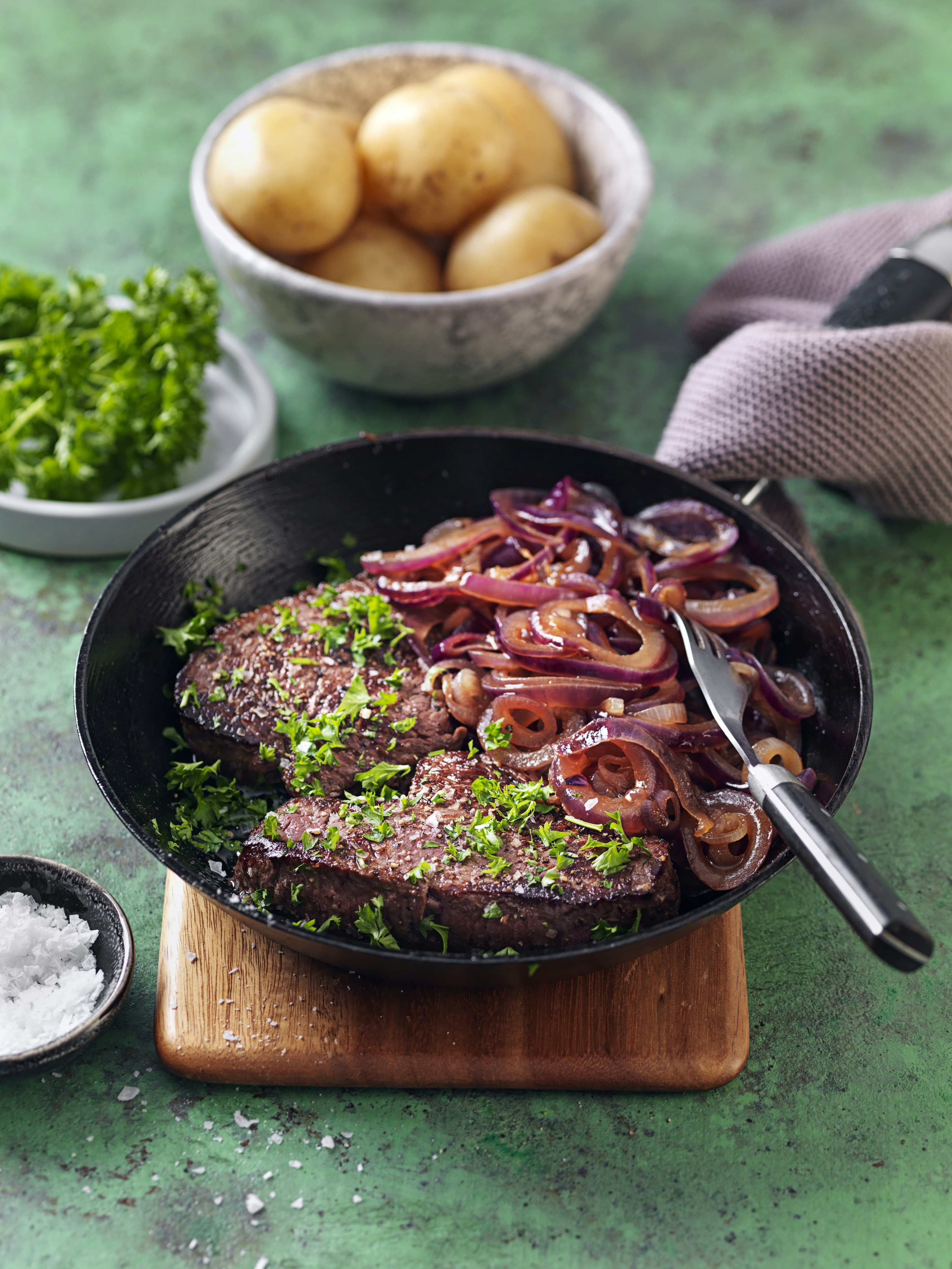 Pannbiff med löksky och potatis