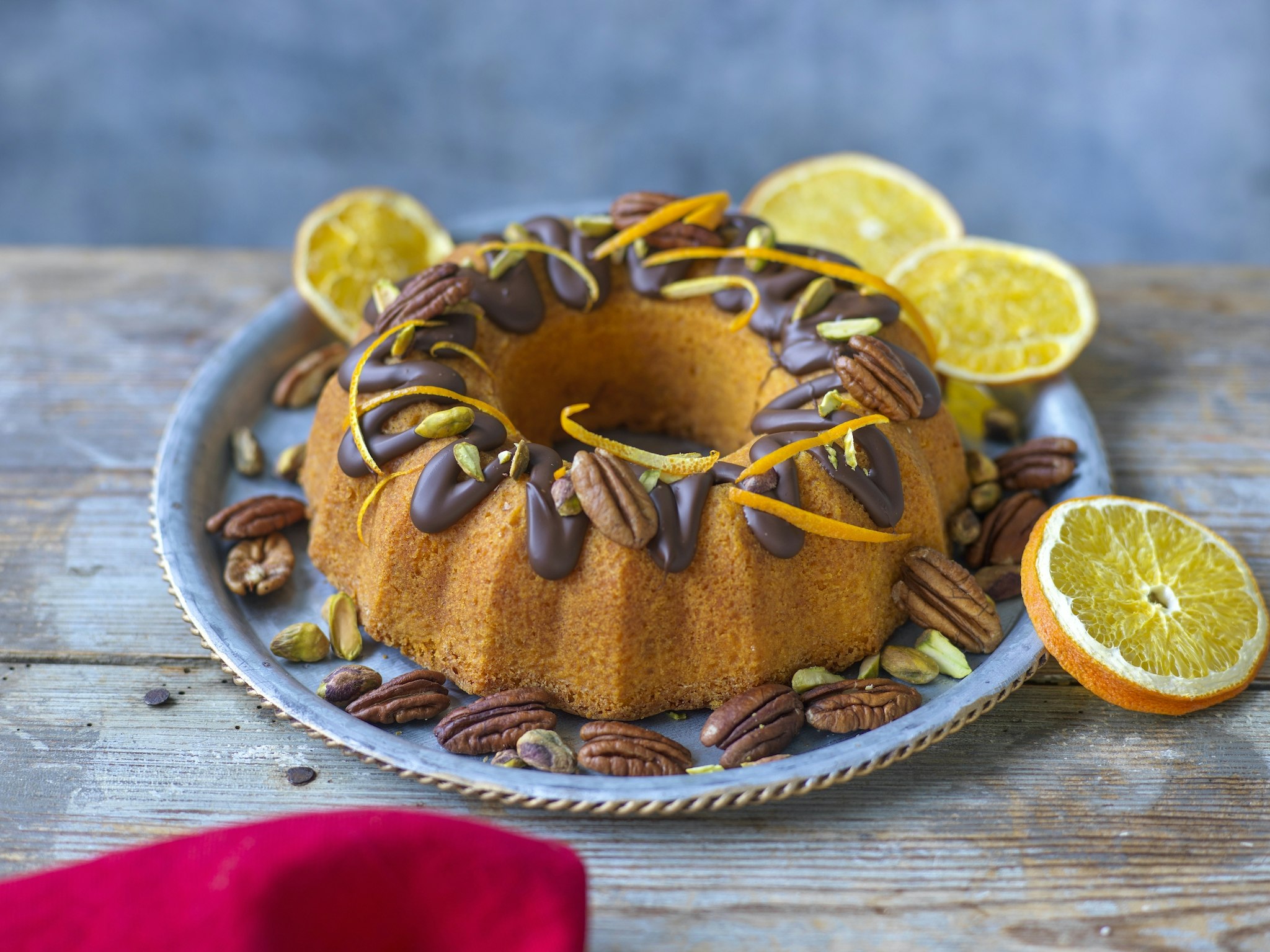 Apelsinkaka med saffran, nutellaglasyr och nötter