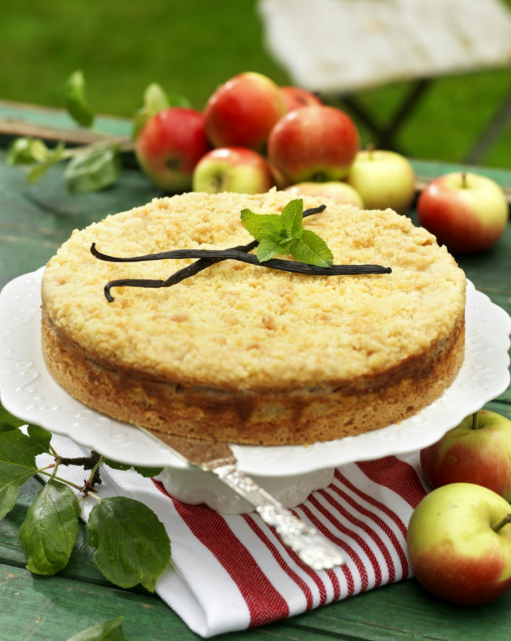 Äppelfylld vaniljkaka med smuldeg