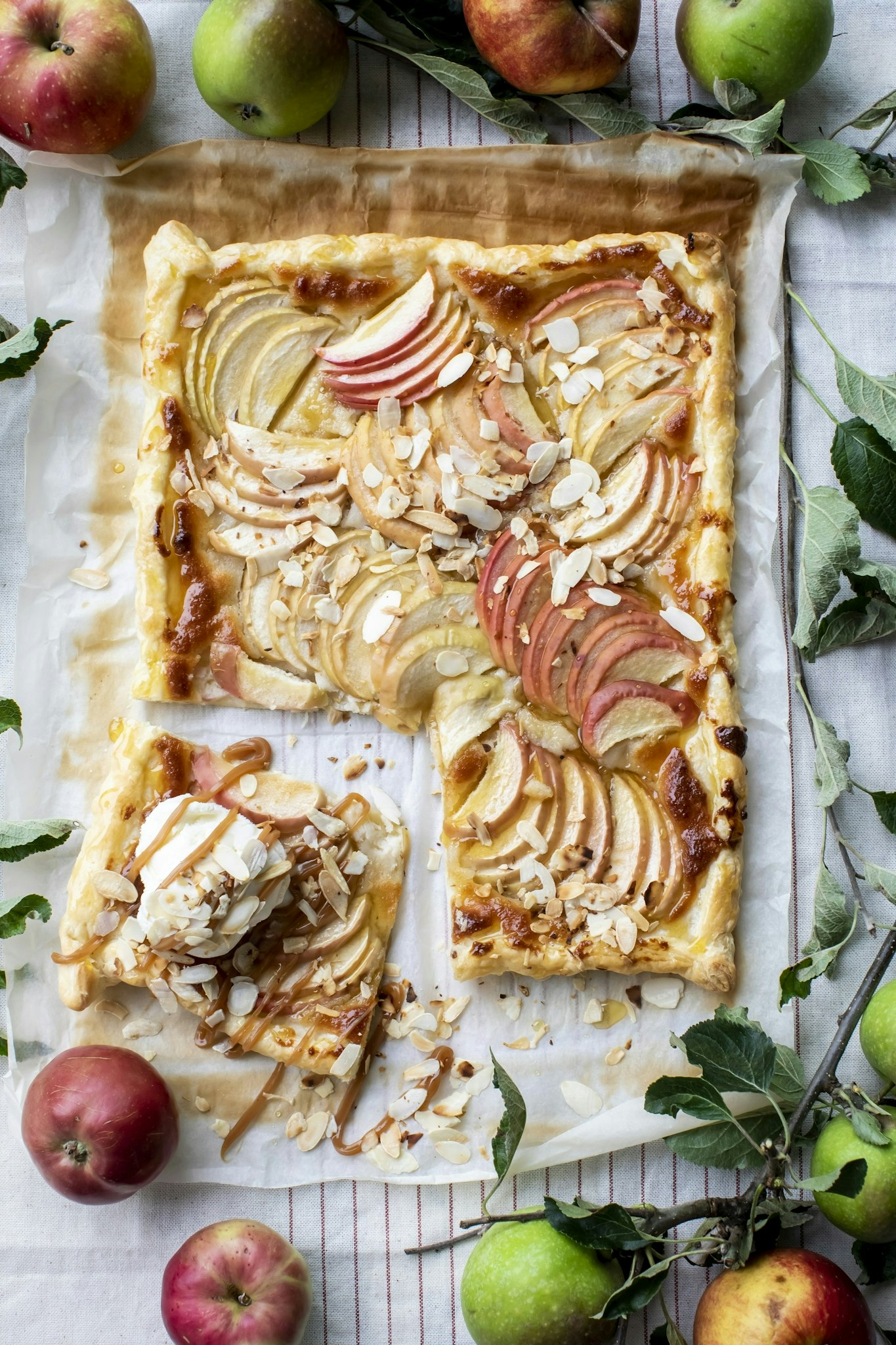Äppelpizza med mandelmassa och kolasås