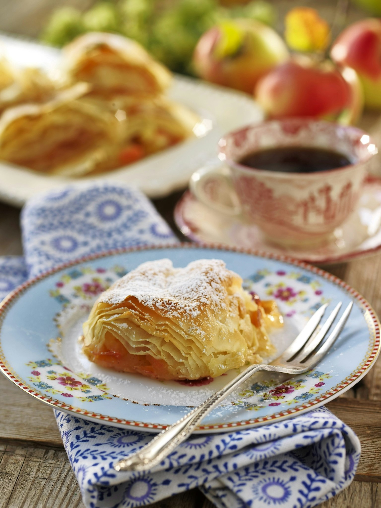 Äppelstrudel av färdig filodeg