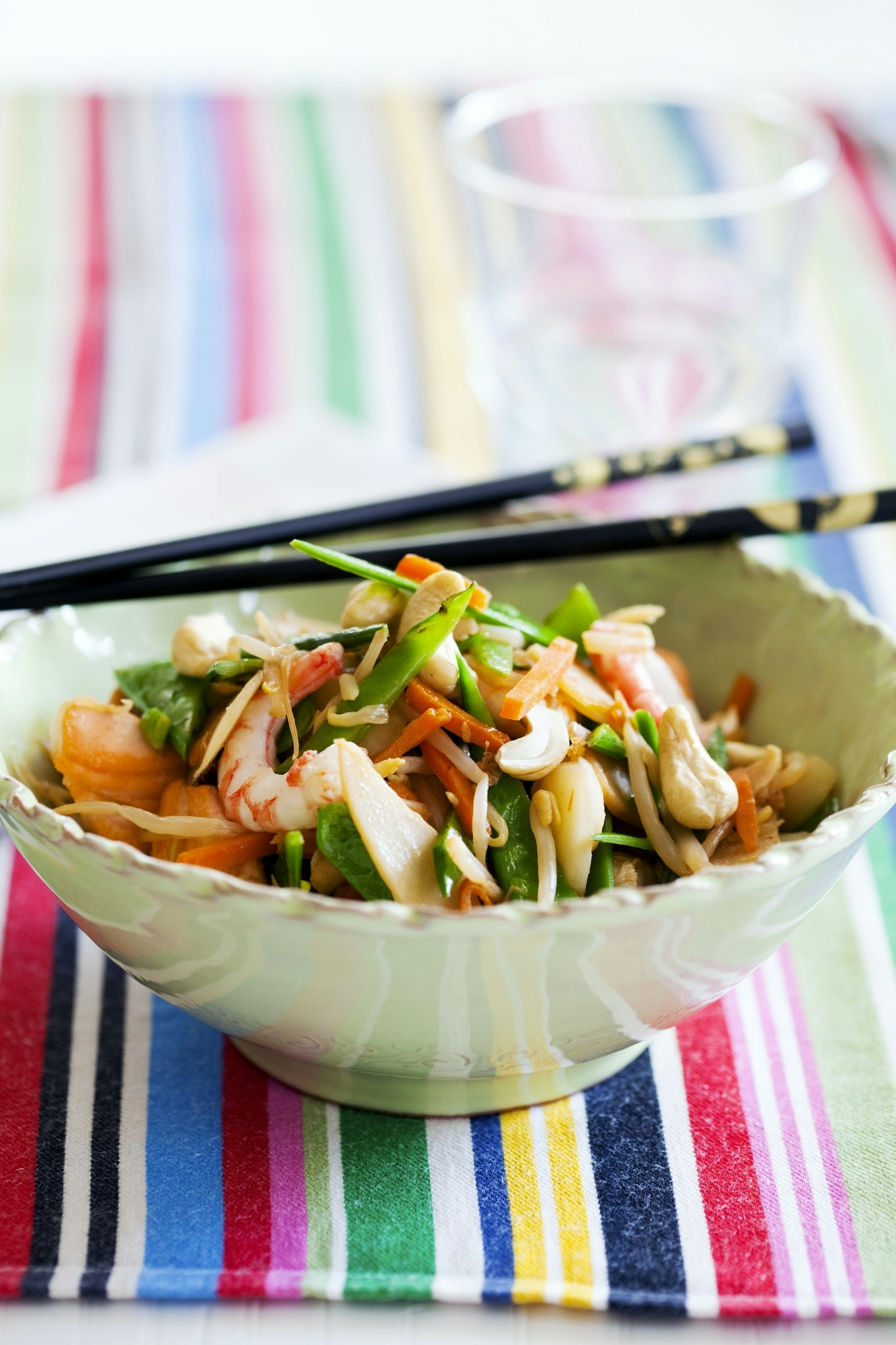 Asiatisk wok med halstrad lax och räkor