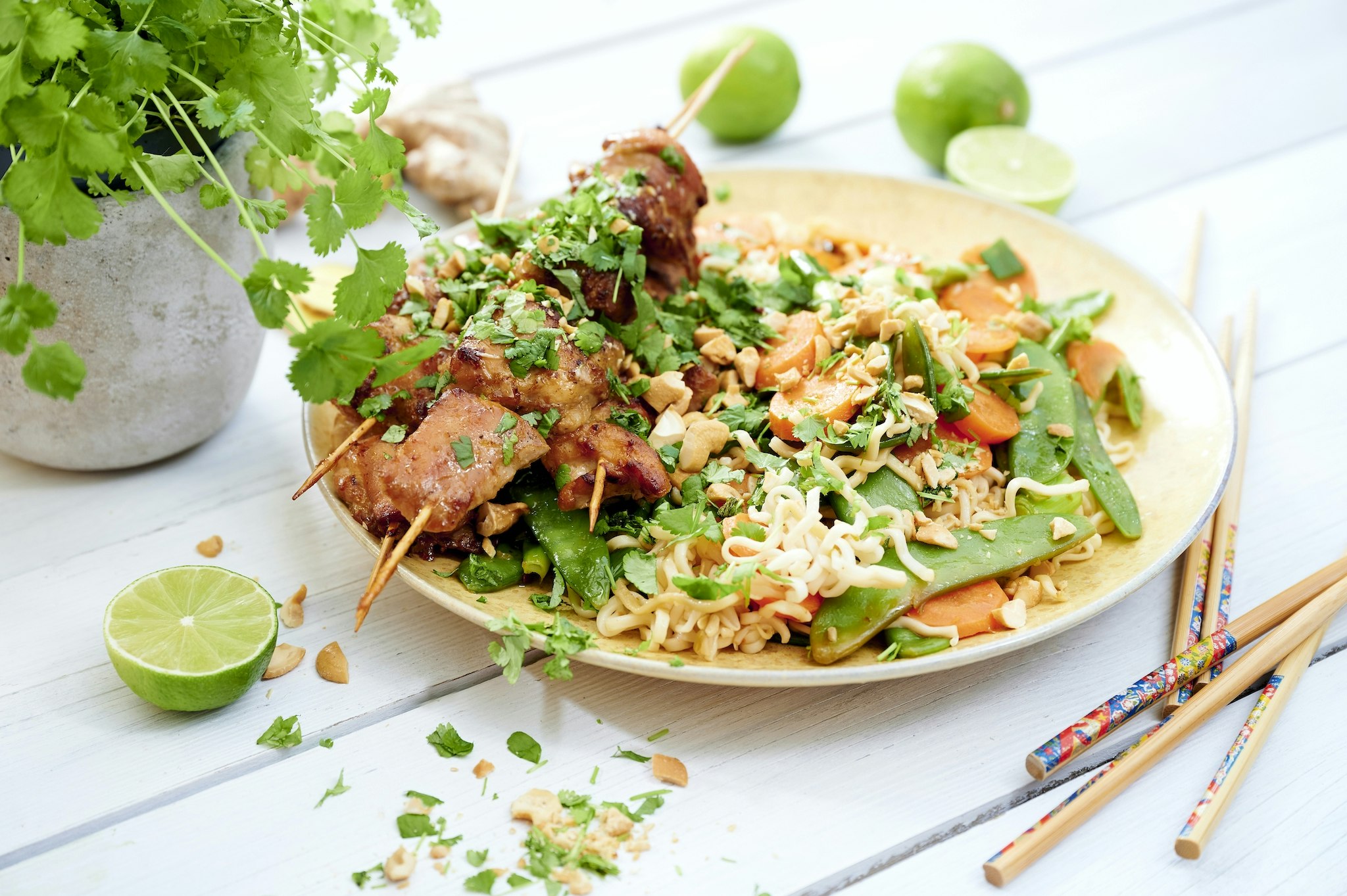 Asiatisk wok med kycklingspett