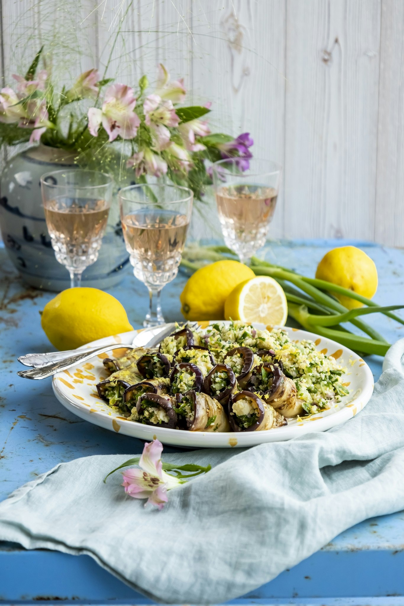 Rödbetshummus med bulgursallad