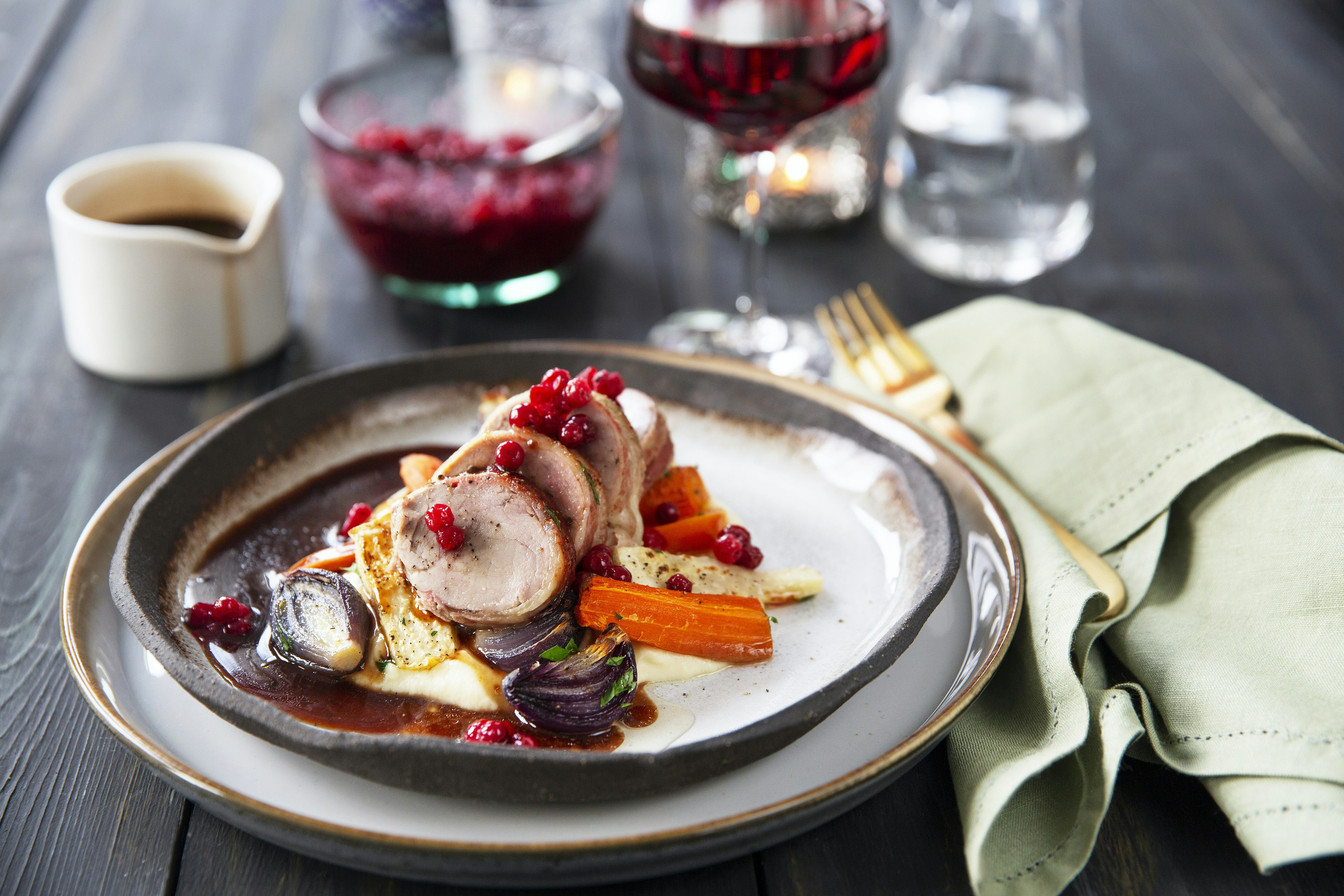 Baconlindad fläskfilé med rotfrukter och lingon