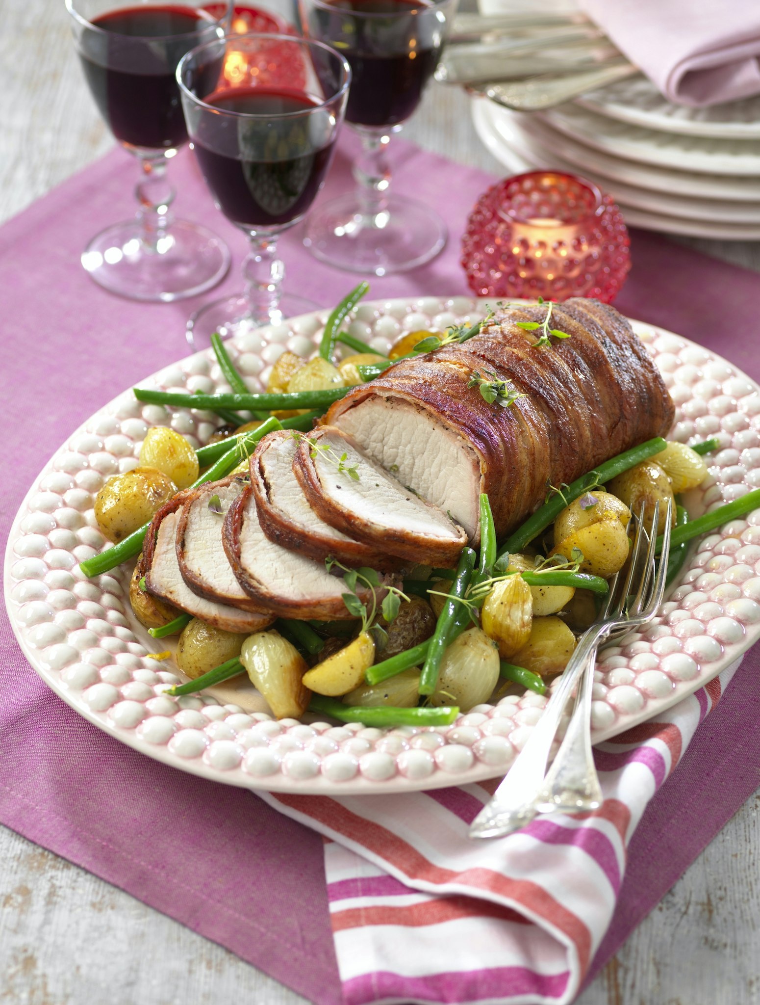 Baconlindad helstekt kotlettrad och rostad potatis