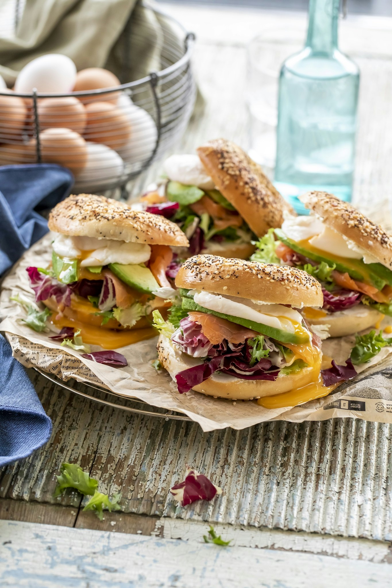 Bagel fylld med lax, avokado och pocherat ägg