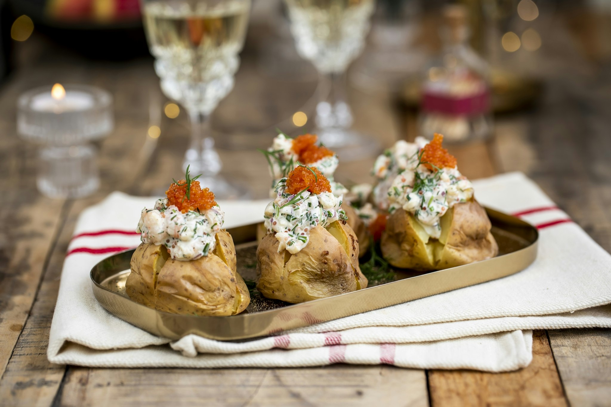 Bakad potatis med räkor och rom