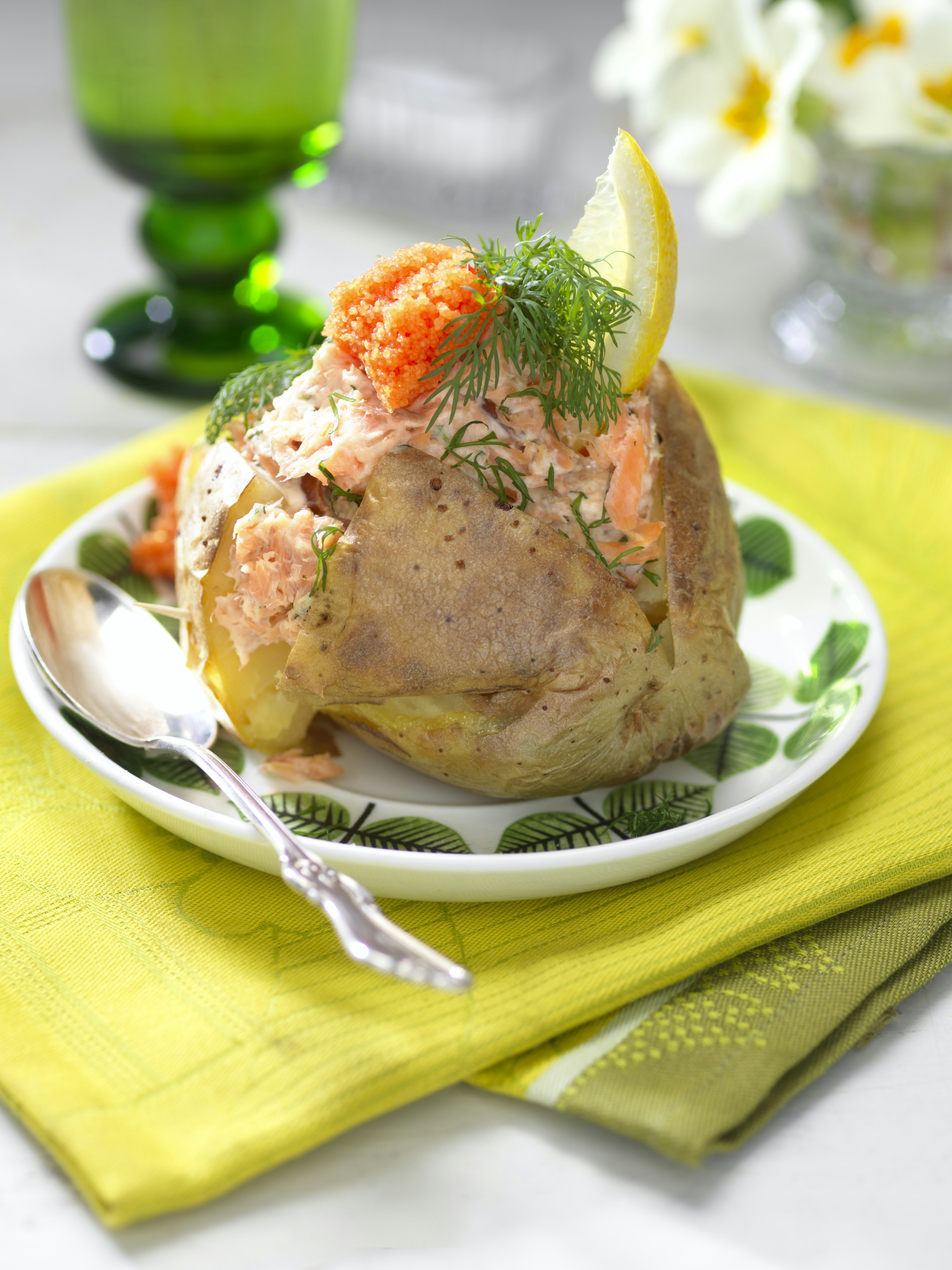 Bakad potatis med lax och pepparrot