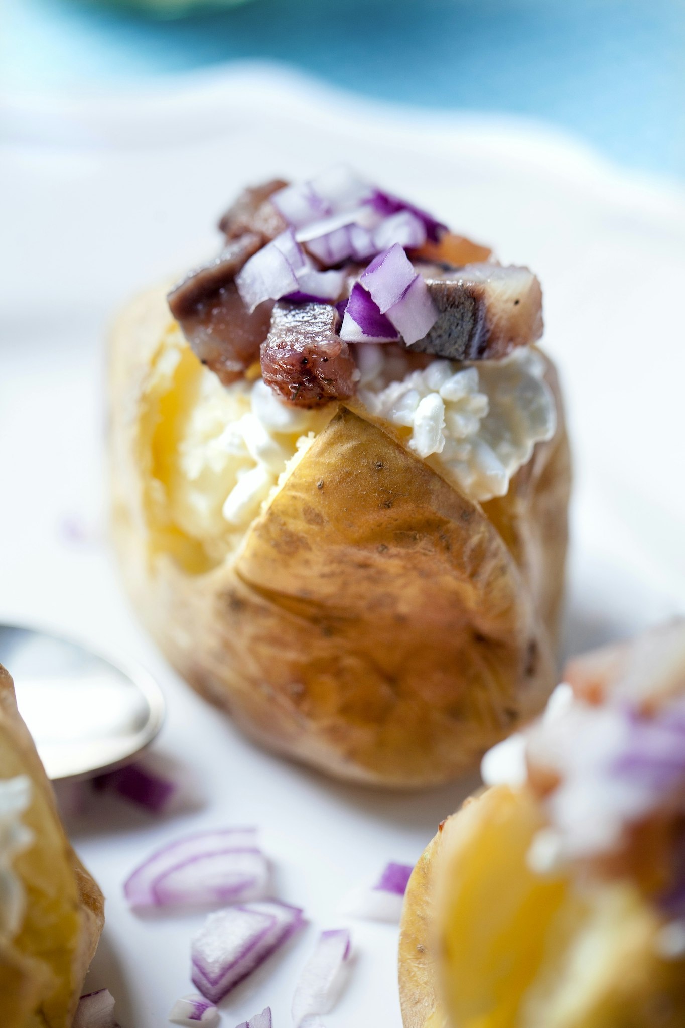 Bakad potatis med matjessill och keso