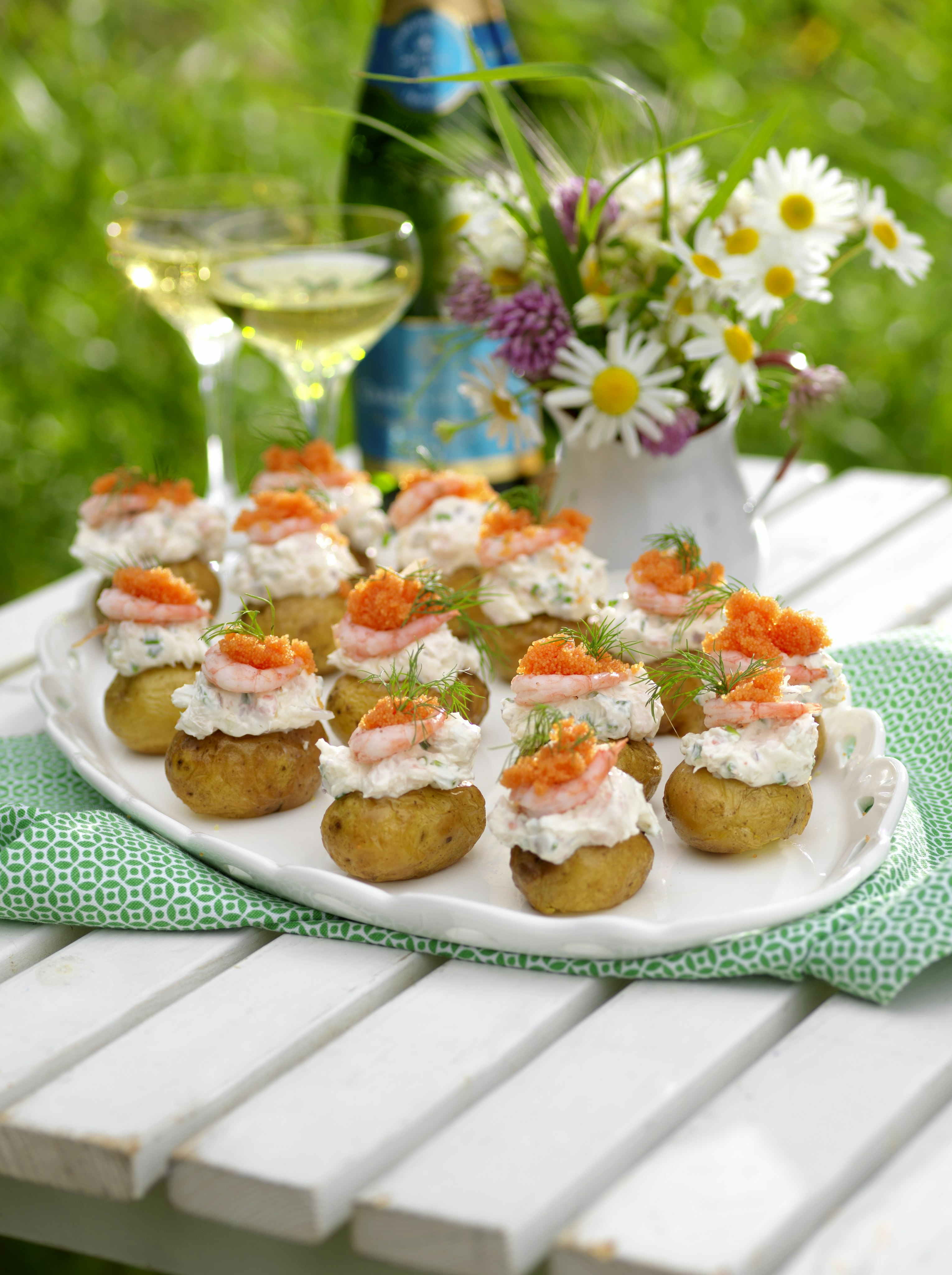 Bakad färskpotatis med räkröra