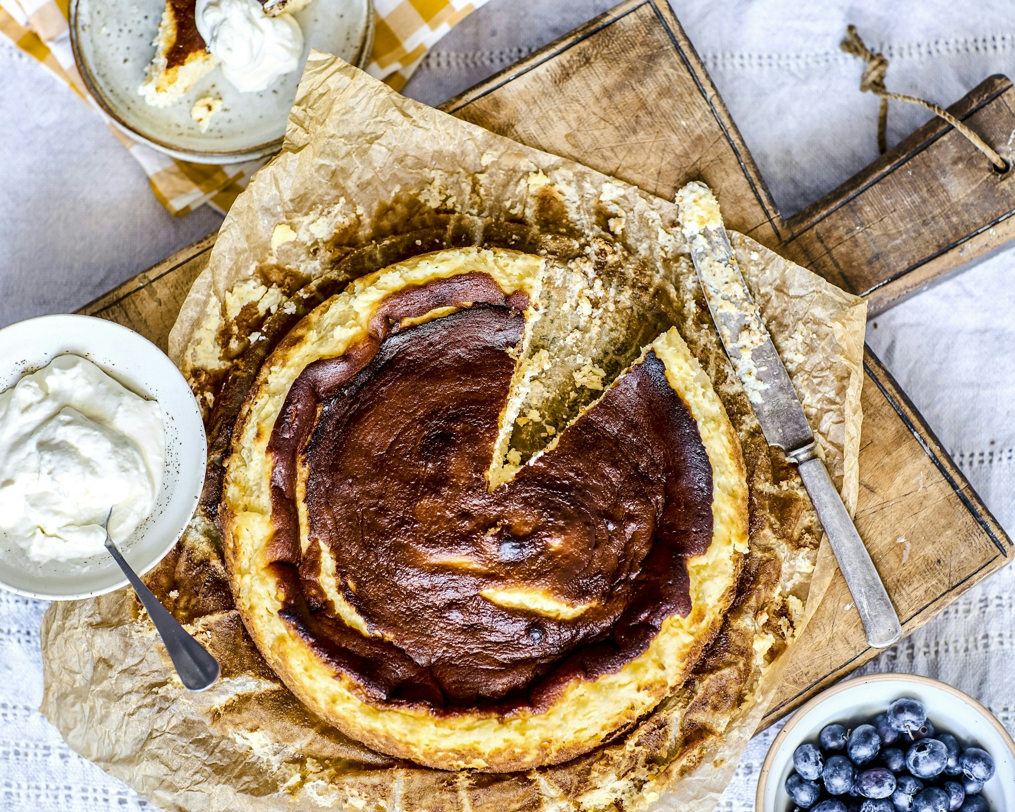 Baskisk cheesecake med grädde och bär