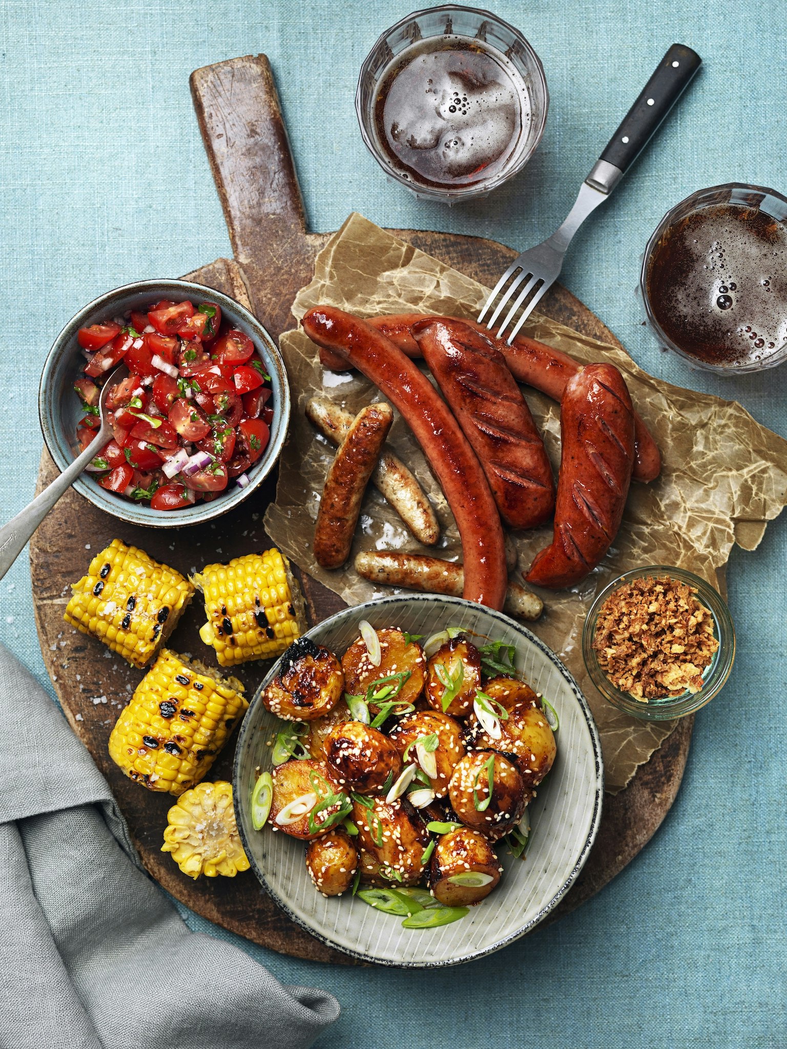 BBQ-potatis med korvbricka