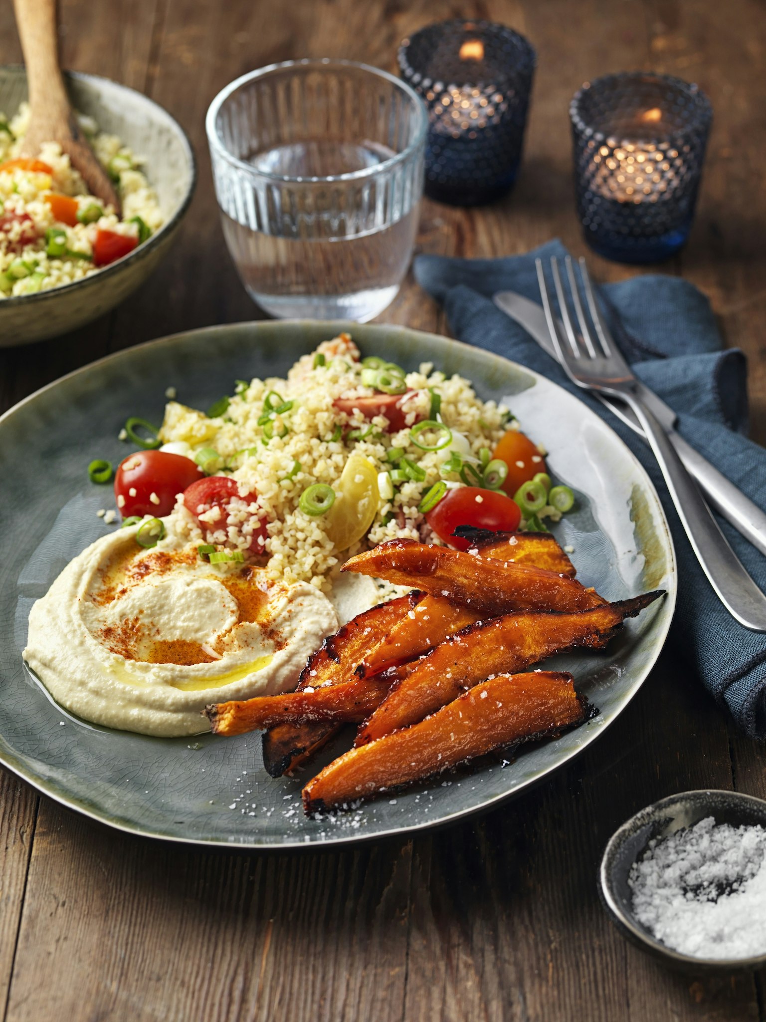 BBQ-rostad sötpotatis med bulgur och hummus
