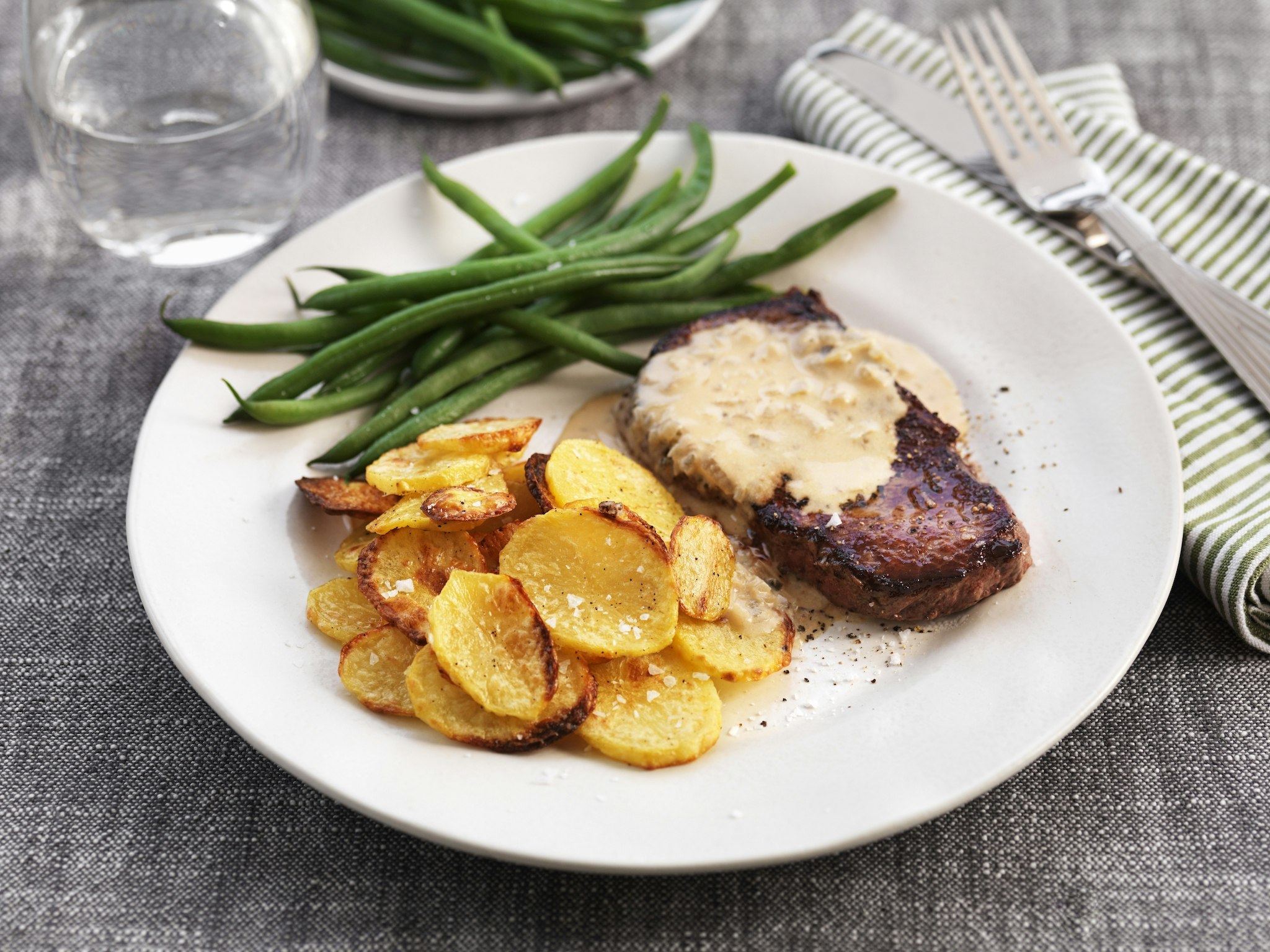 Biff med grönpepparsås