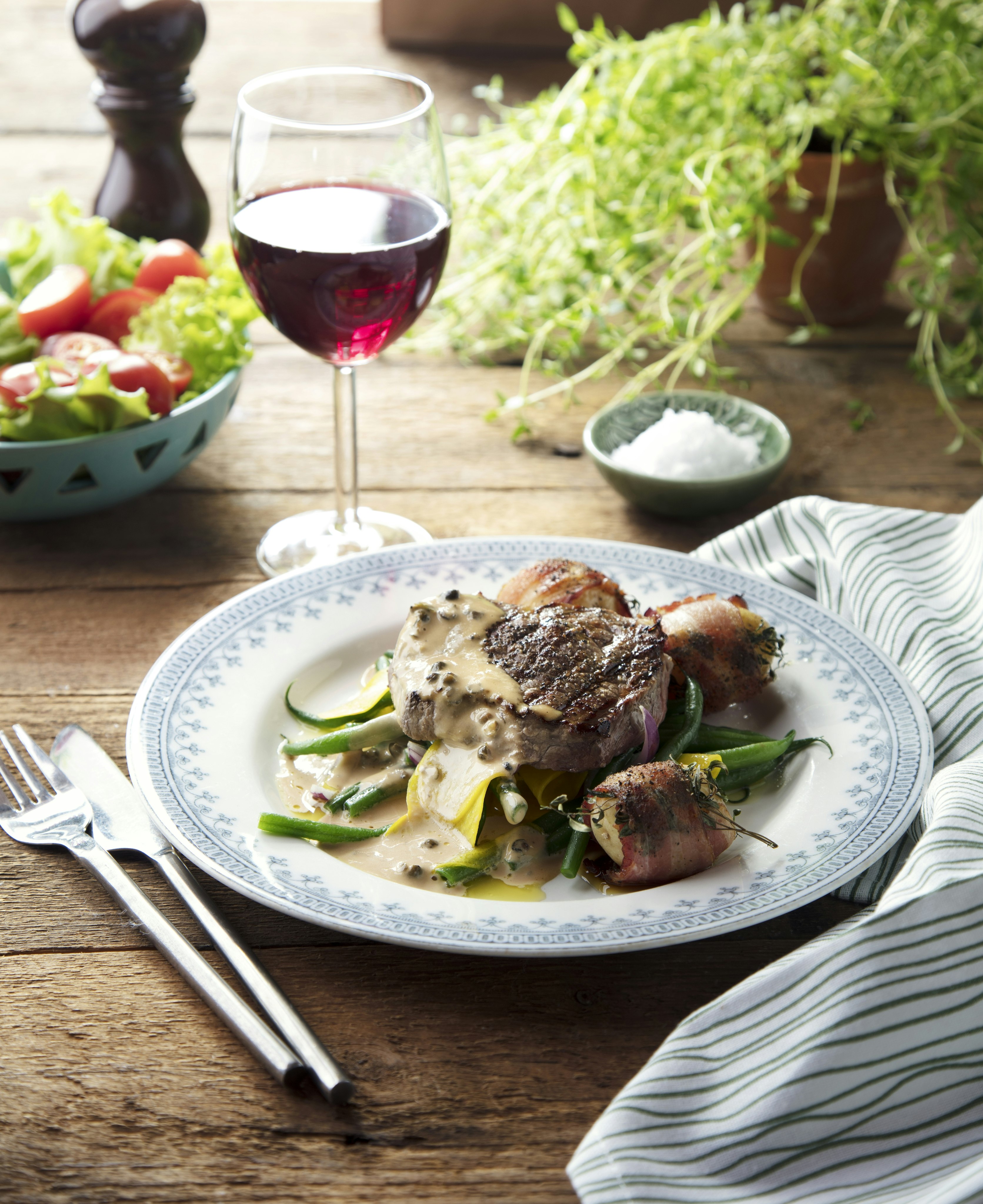 Biff med pepparsås och baconlindad potatis