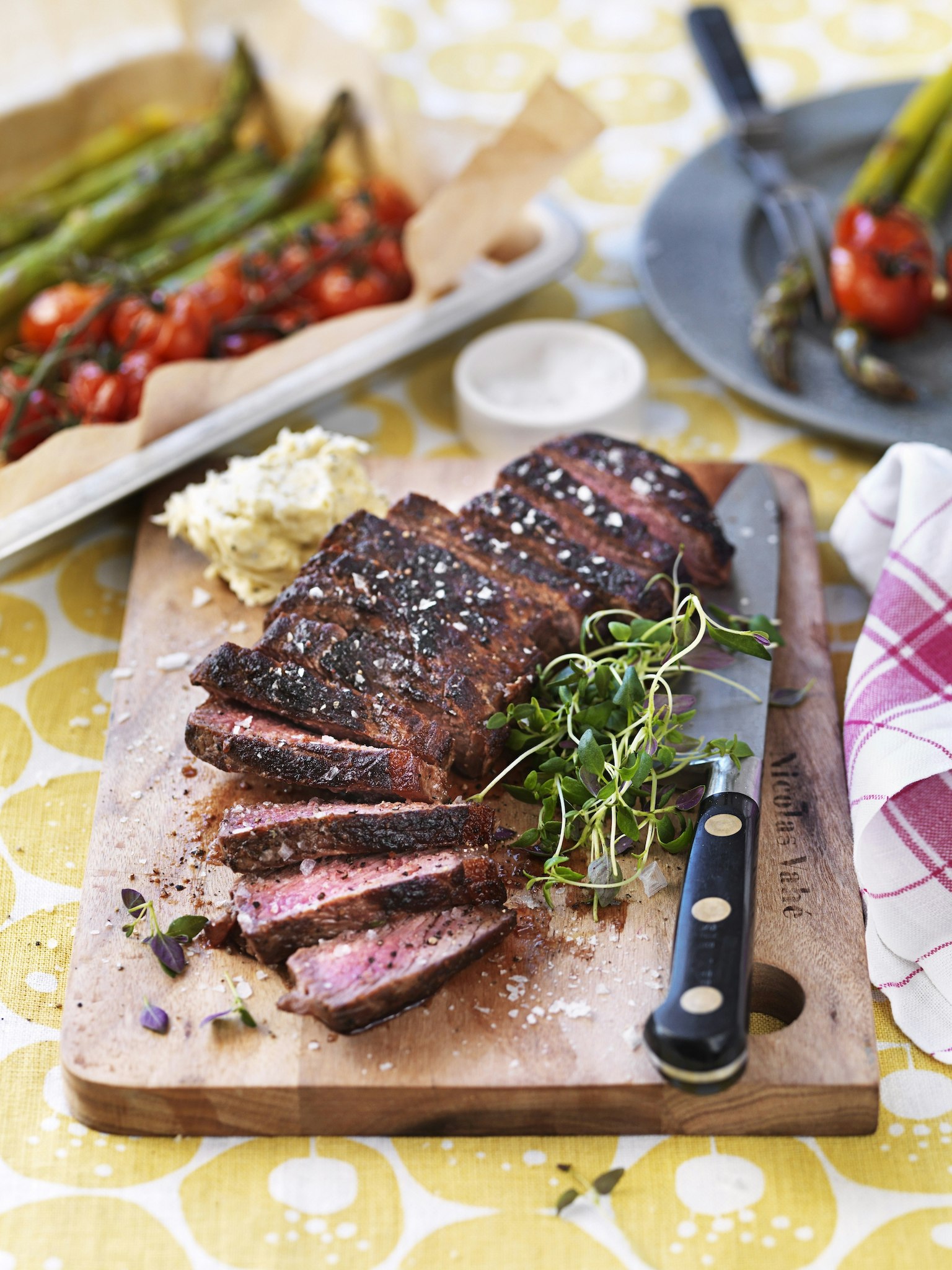 Biff med rostad vitlök och sparris