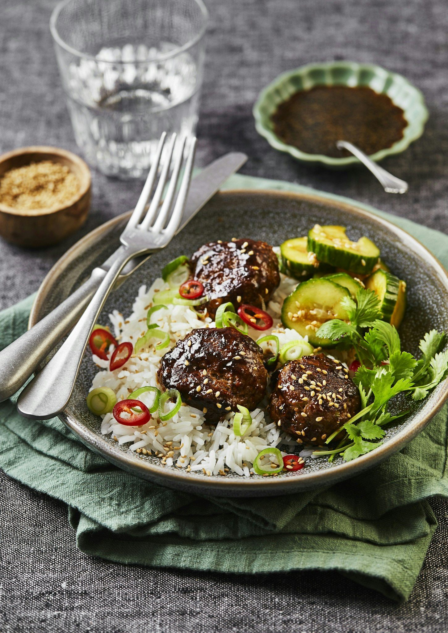Biffar i teriyakisås med ris och het gurka