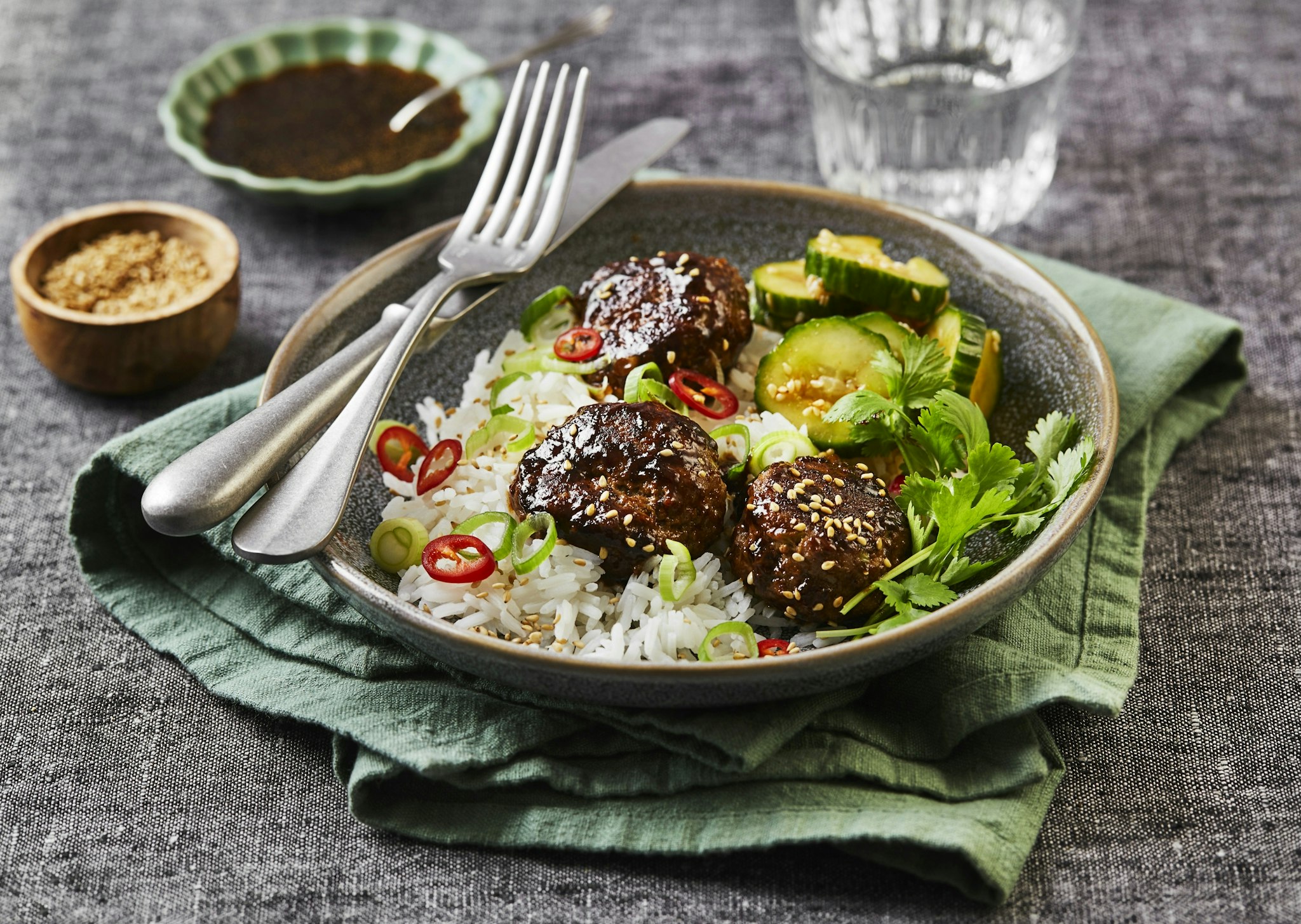 Biffar i teriyakisås med ris och het gurka