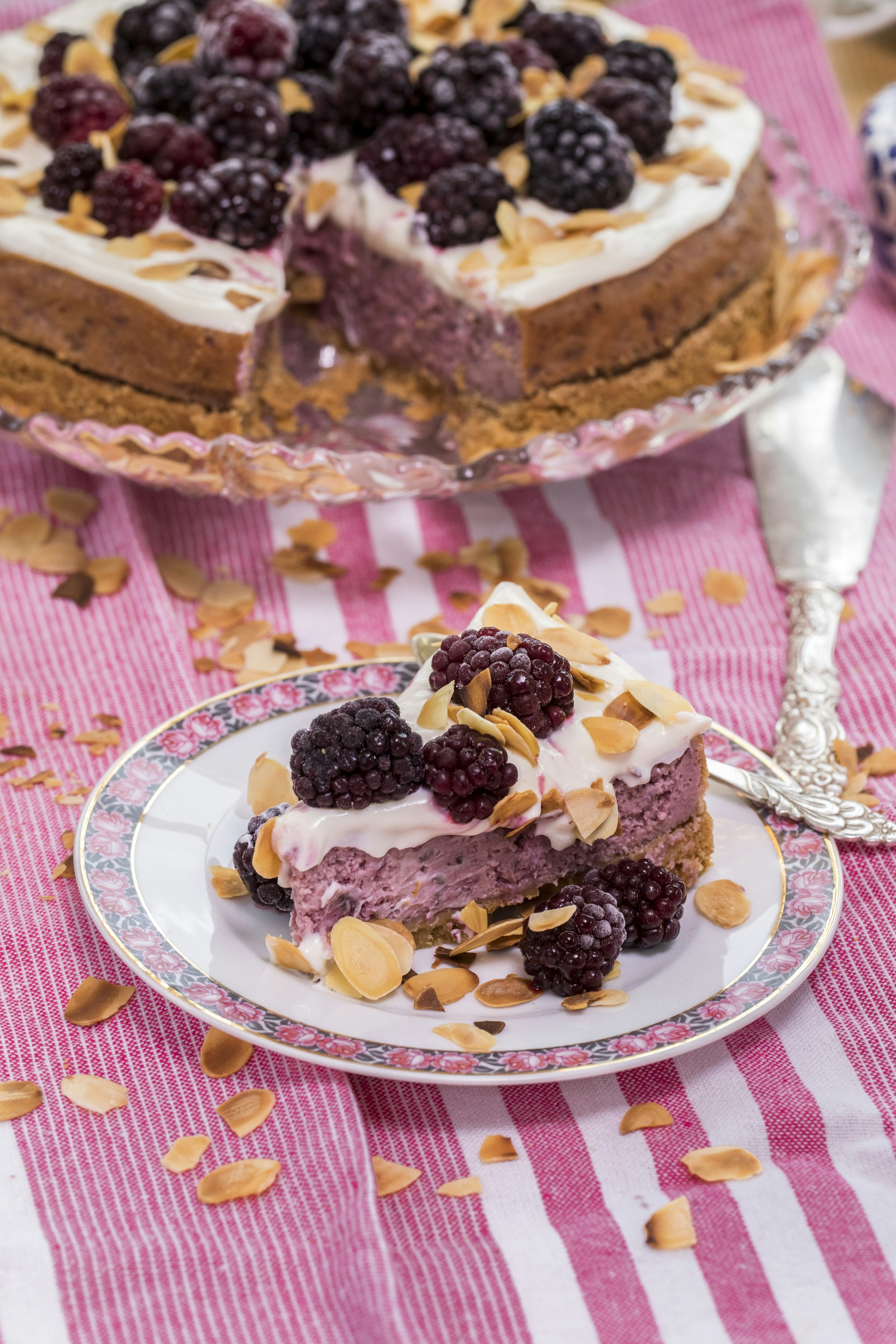 Björnbärscheesecake med rostad mandel