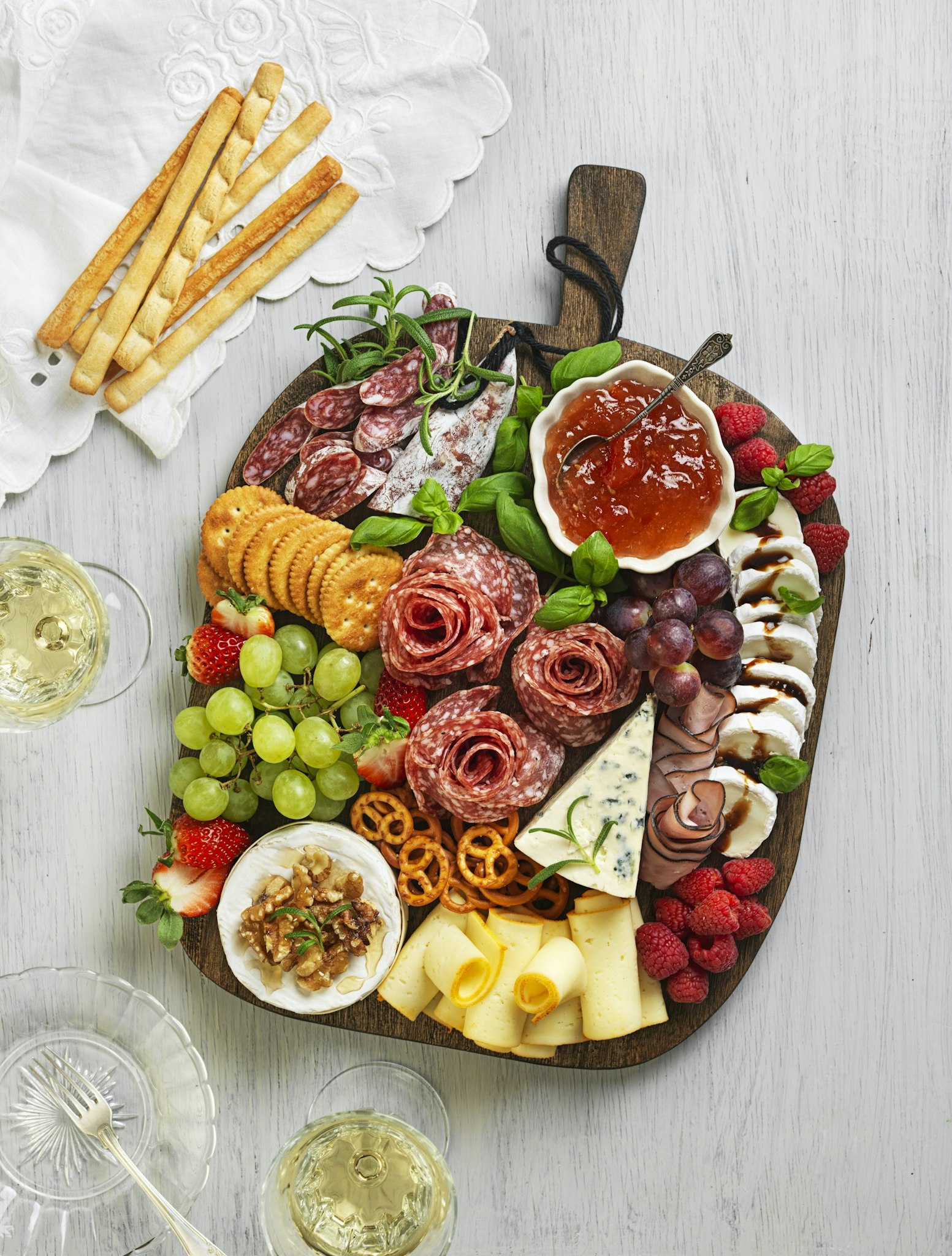 Ost- och charkbricka med salamirosor