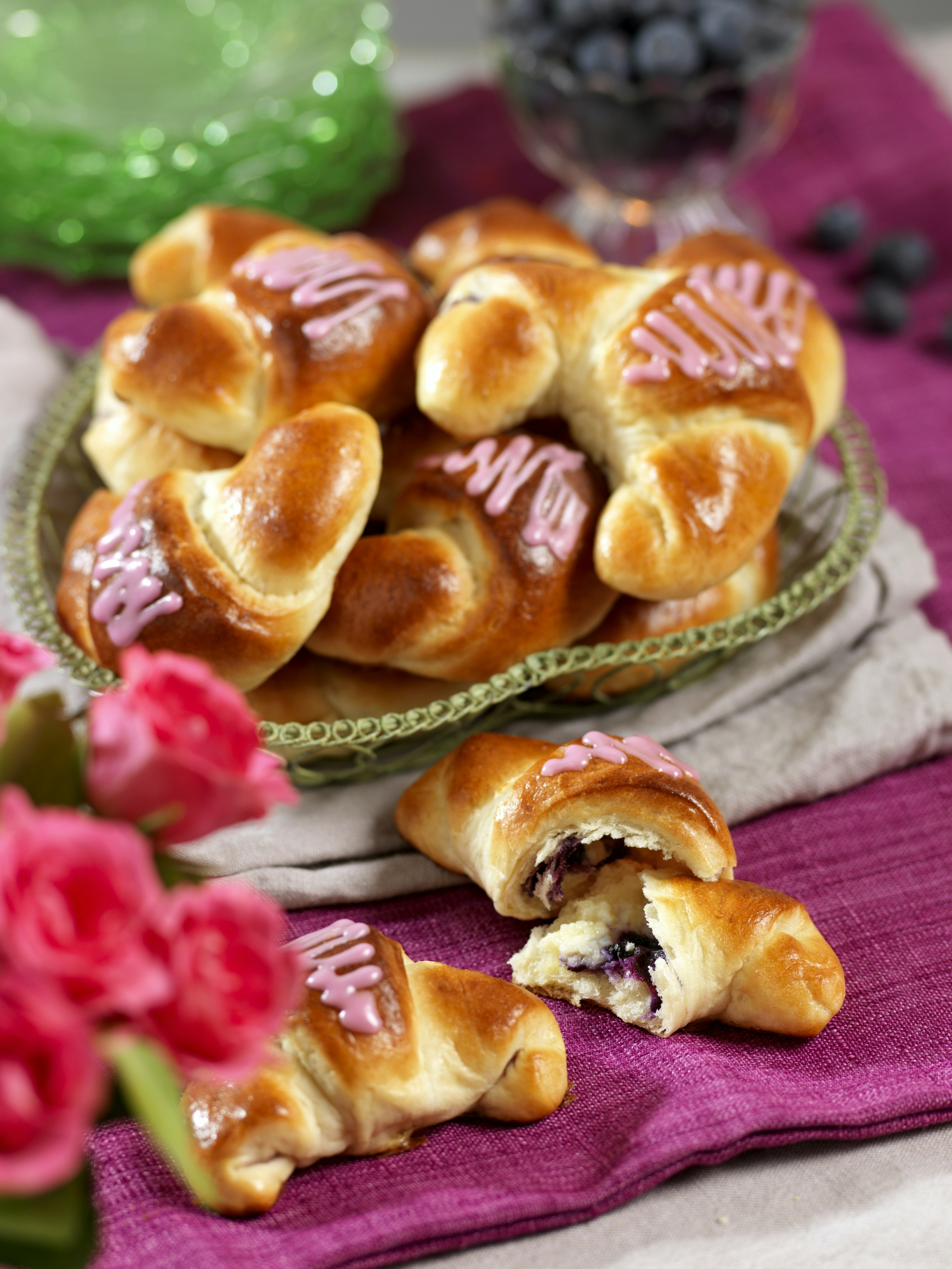 Blåbärsfyllda gifflar med vit choklad