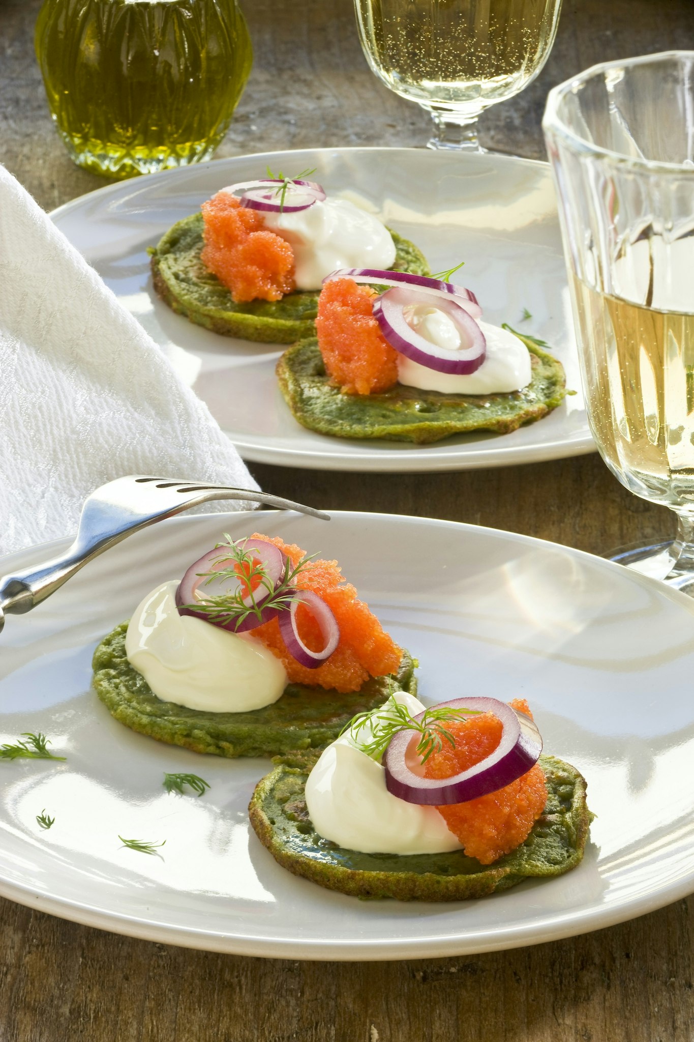 Blinier med nässlor och löjrom