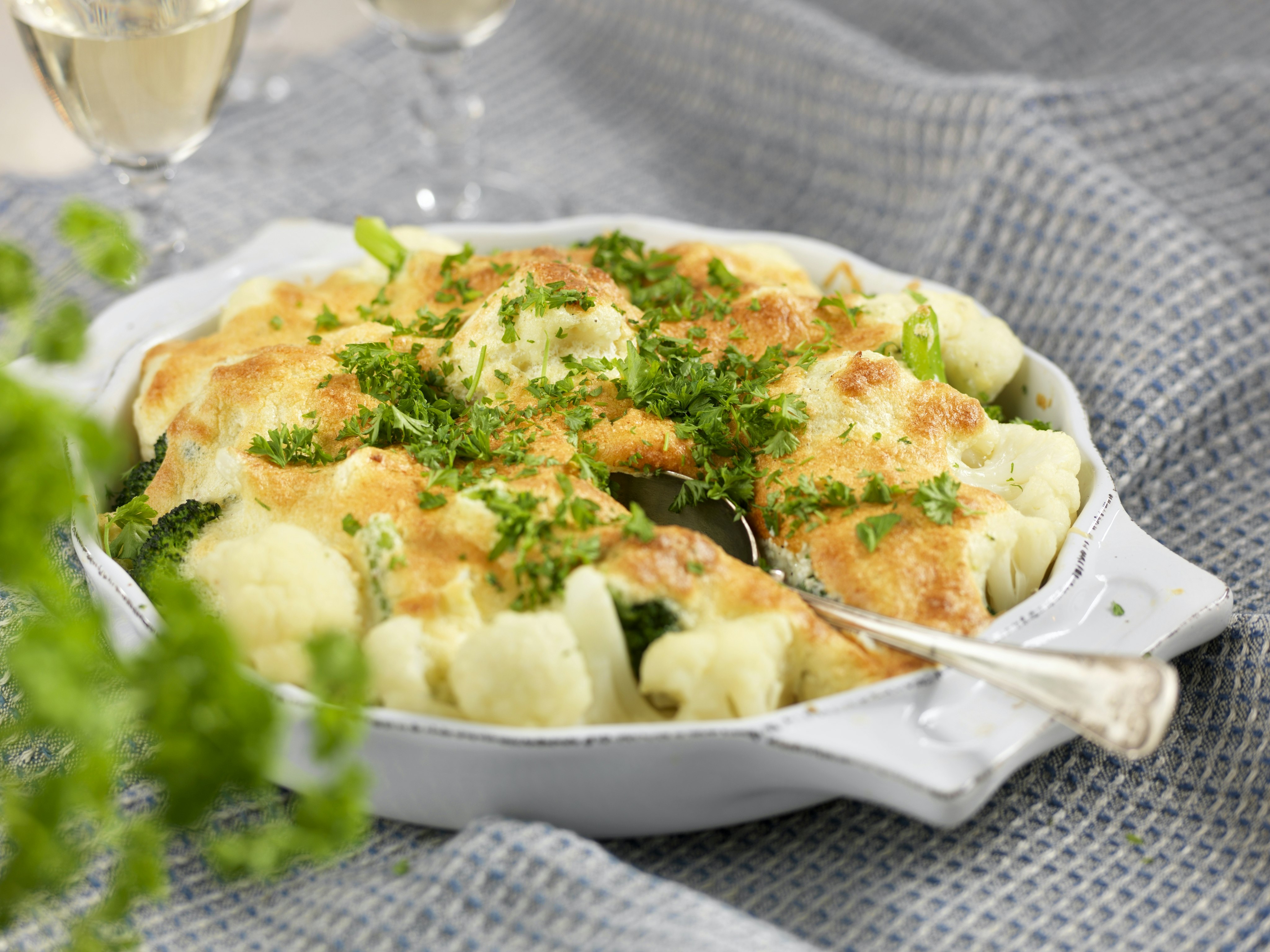 Blomkålsgratäng med broccoli och ädelost