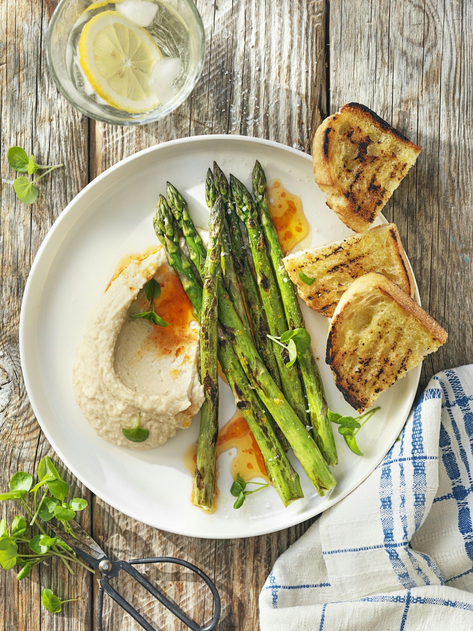 Bönhummus med rostad sparris och srirachavinägrett