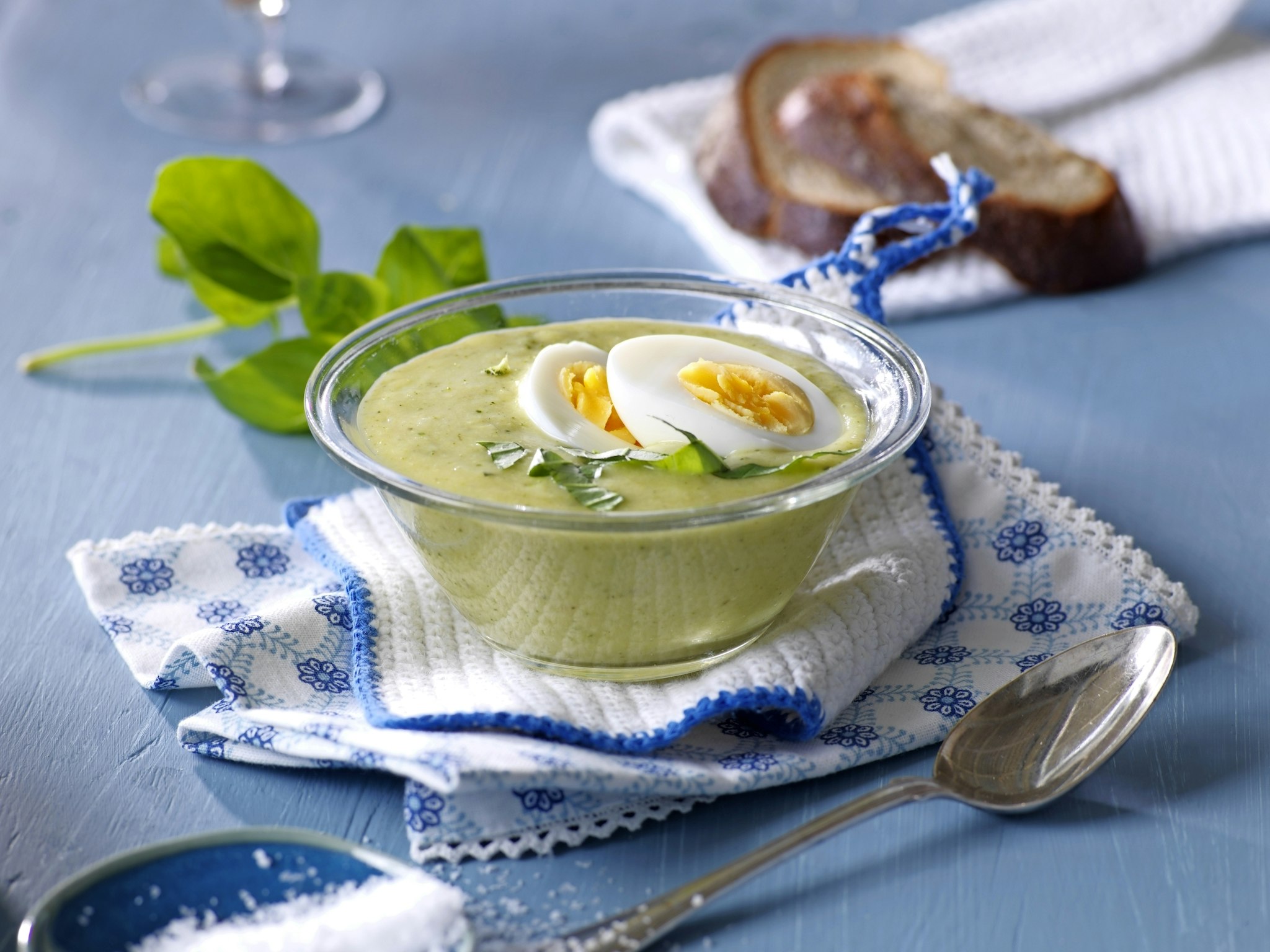 Broccolisoppa med ägghalvor