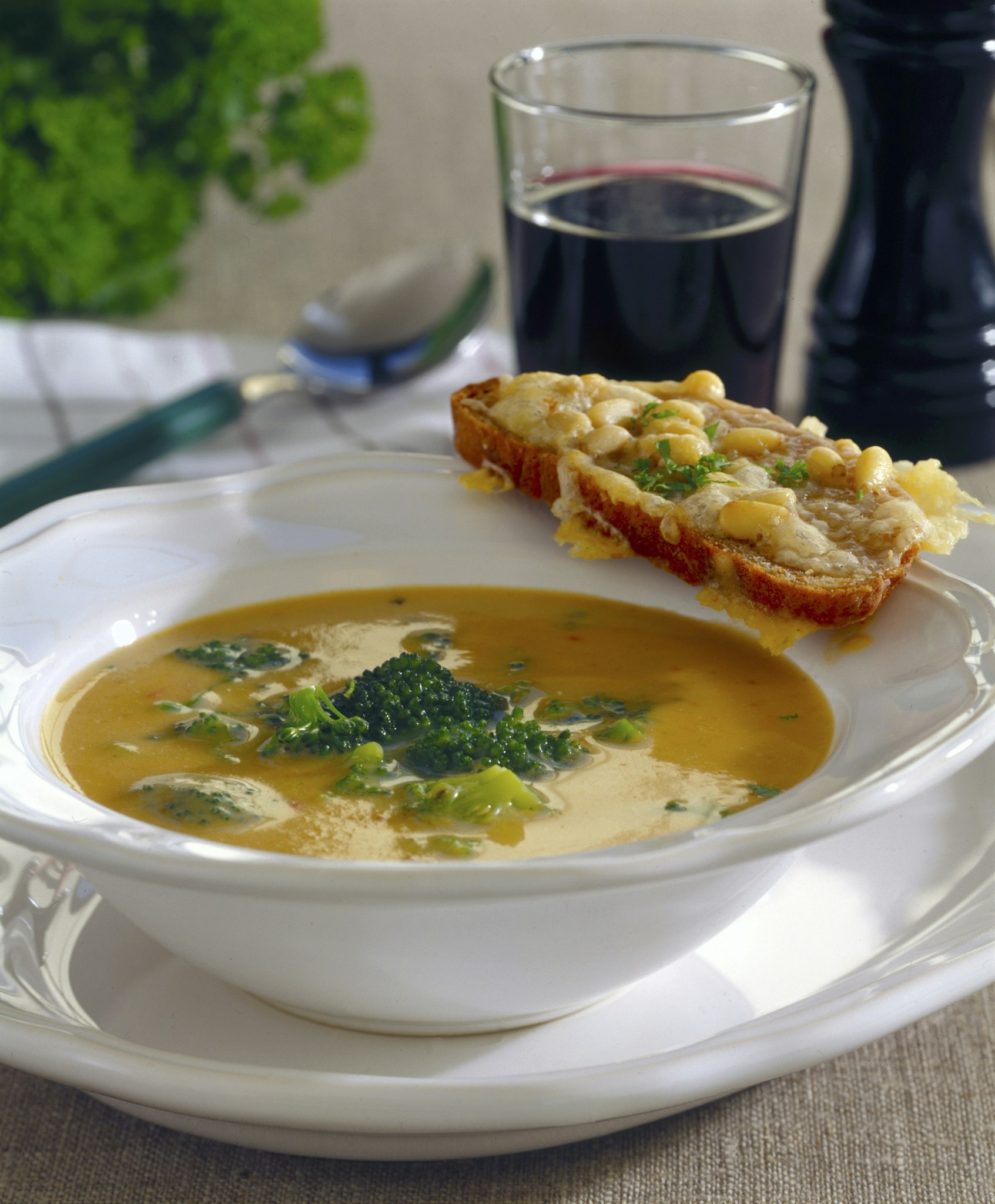 Broccolisoppa med gratinerad ostmacka