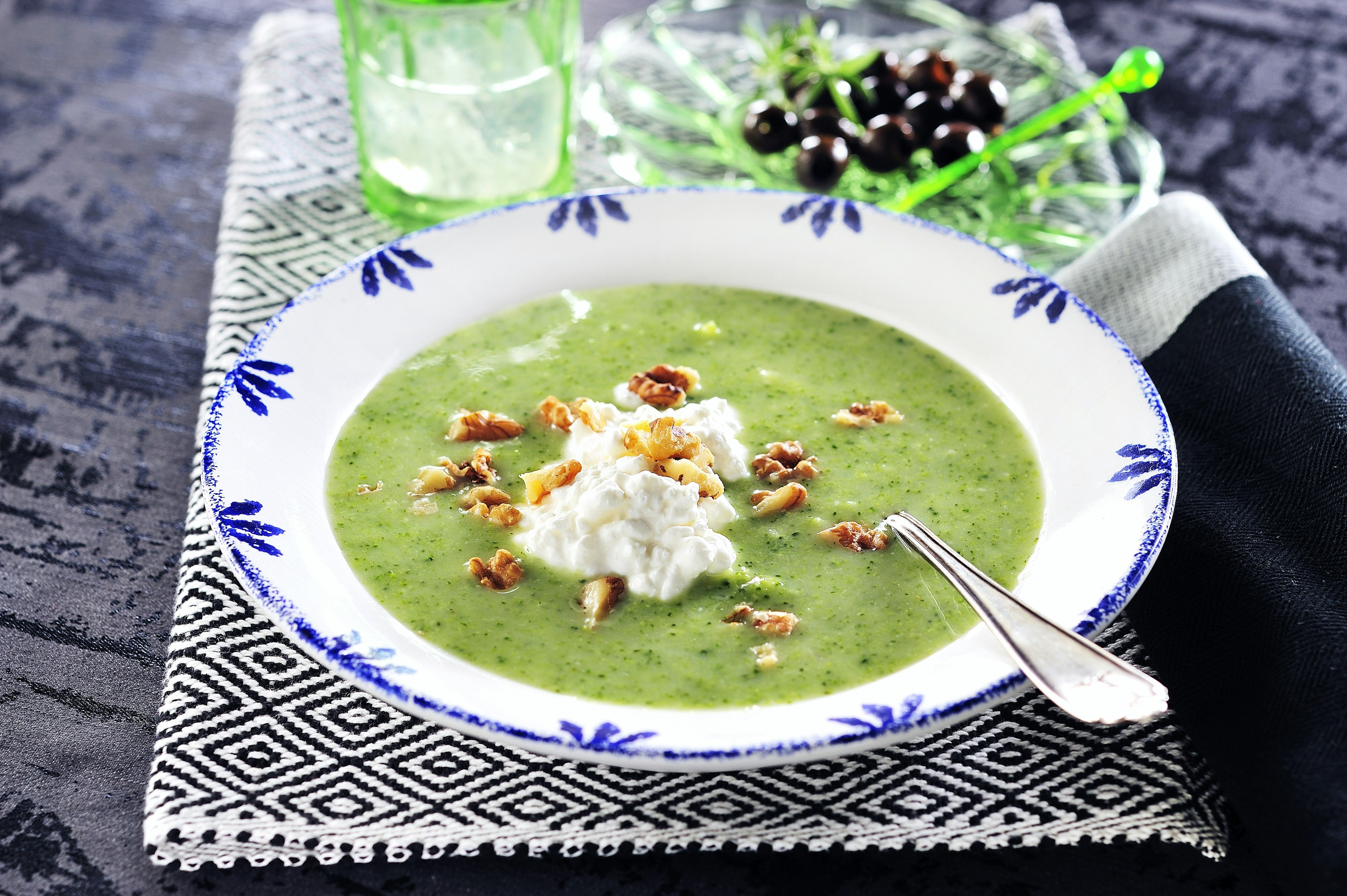 Broccolisoppa med keso och valnötter