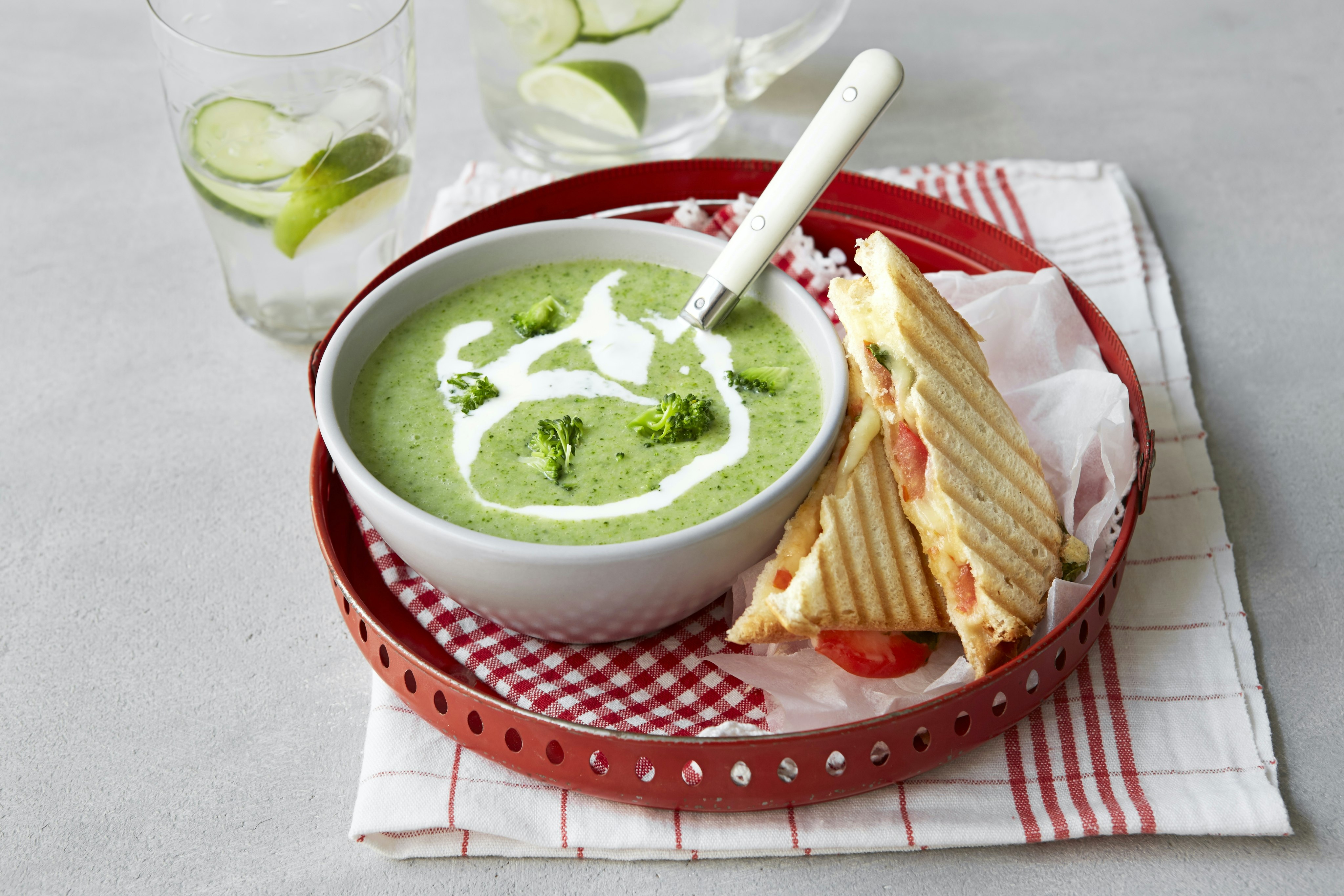 Potatis- och broccolisoppa med osttoast