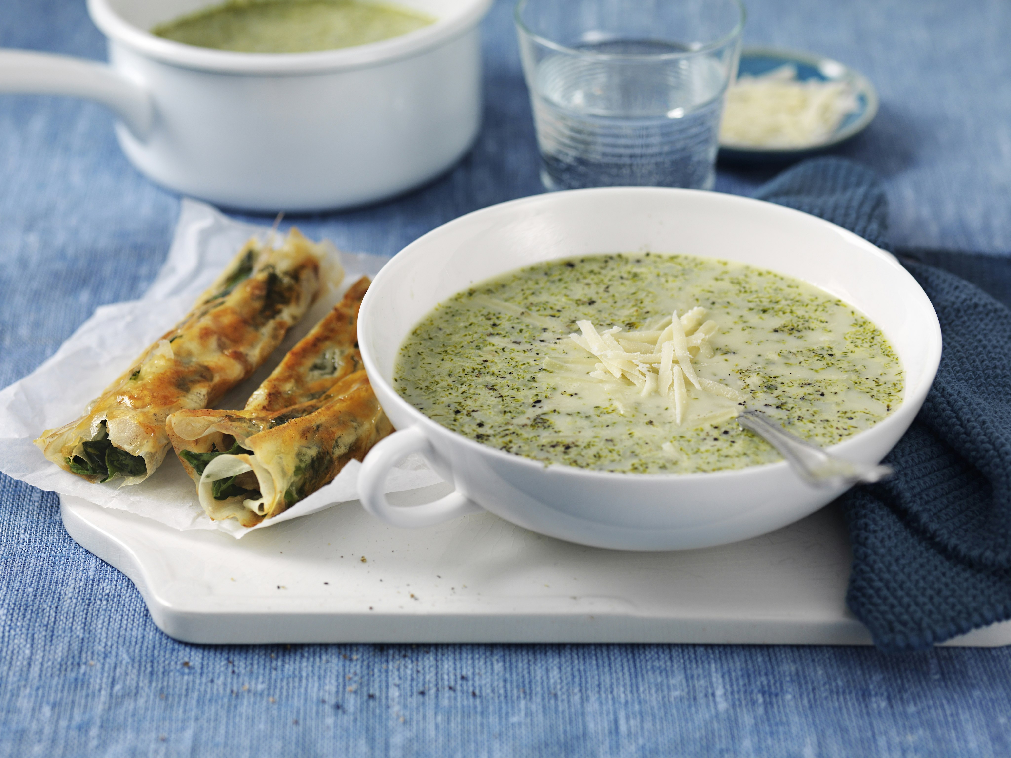 Broccolisoppa med parmesanostrullar