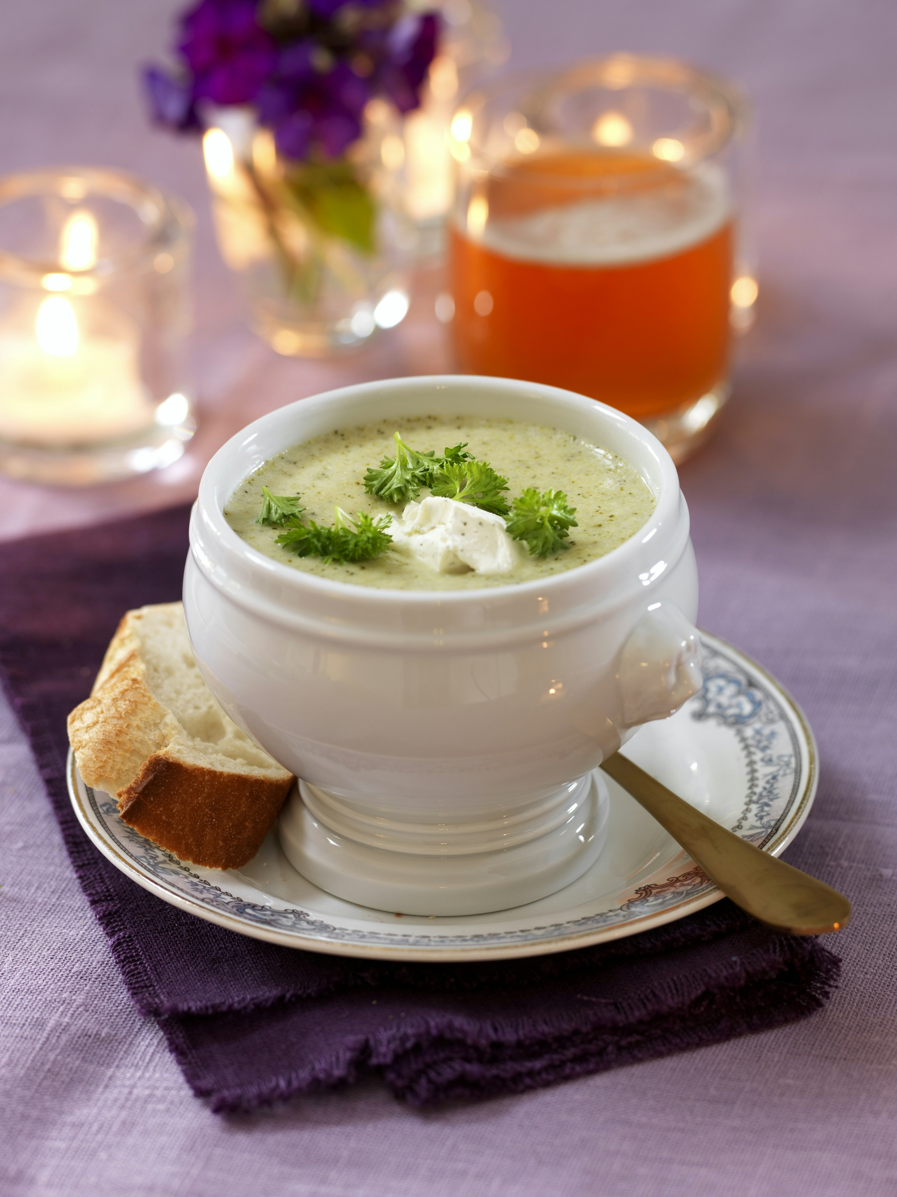 Broccolisoppa med vitlöksost