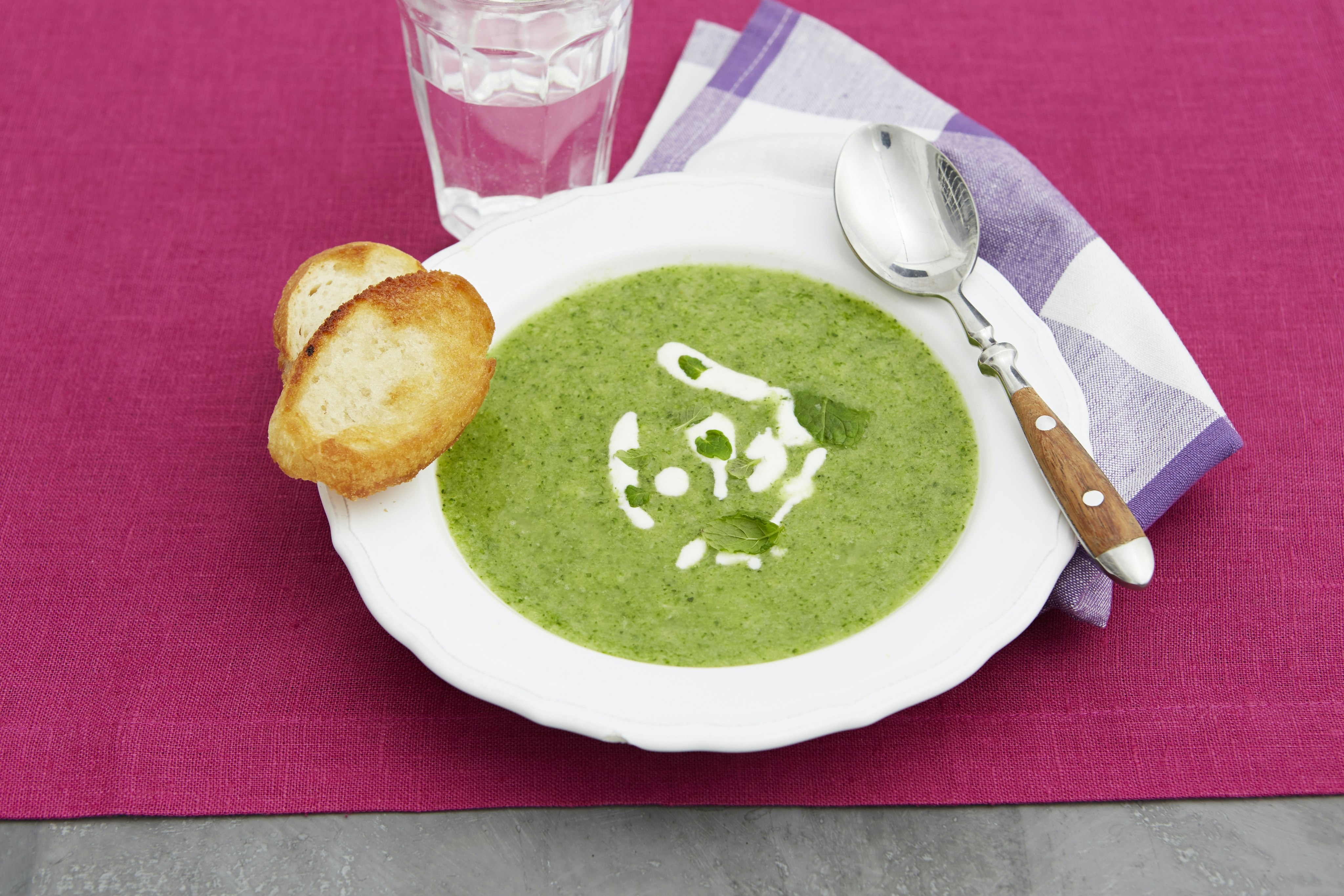 Potatis- och broccolisoppa med vitlökssås