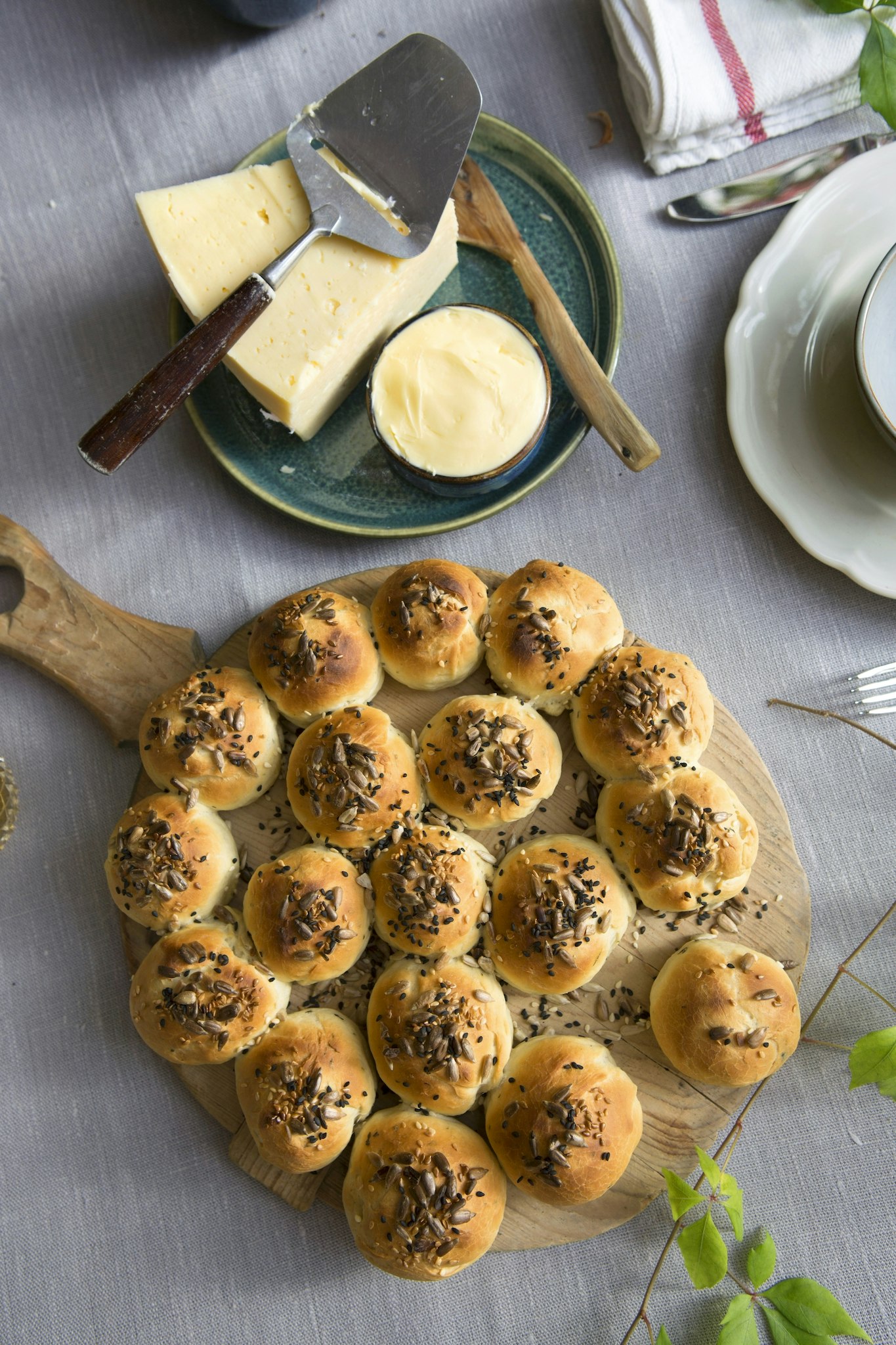 Kuvertbröd med inbakad brieost och örter