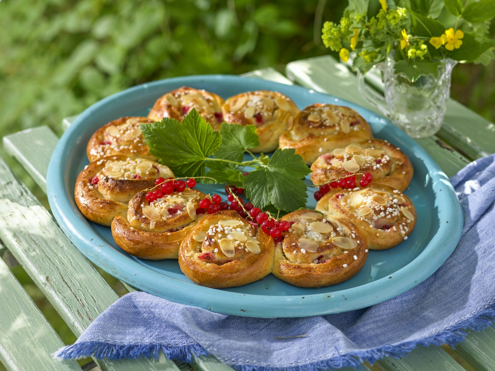 Bullkrans med mandelmassa och vinbär