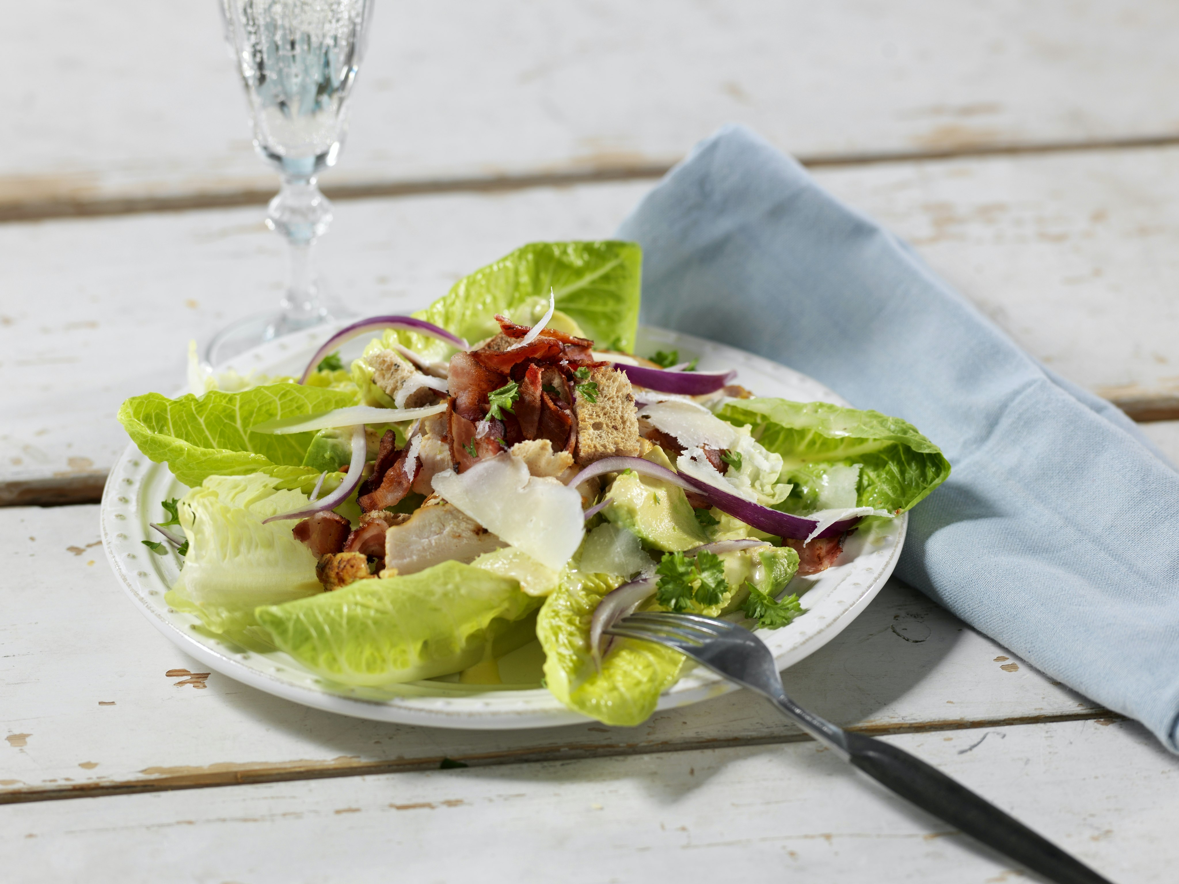 Caesarsallad med kyckling, avokado och bacon