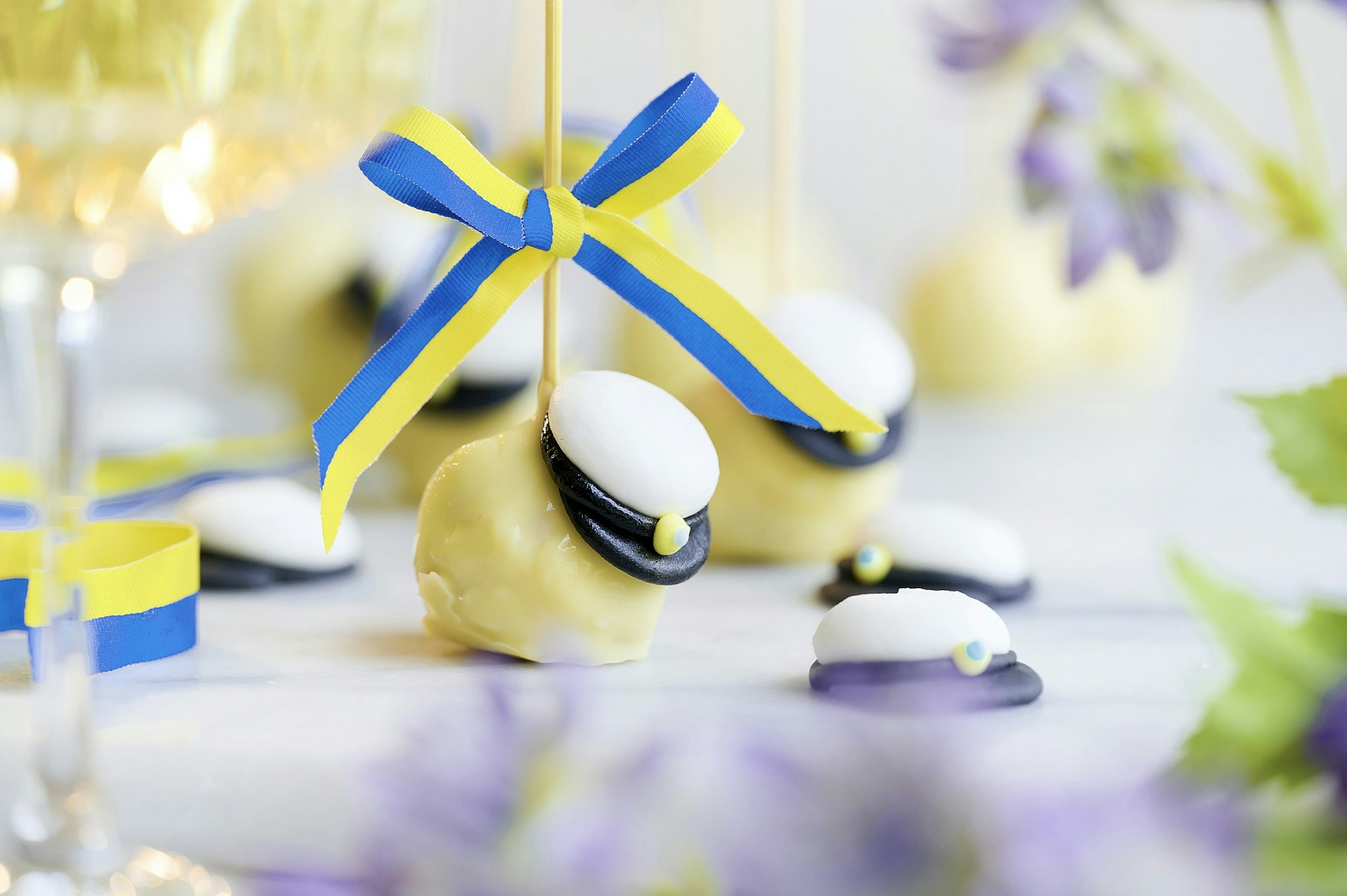 Macarons i form av studentmössor