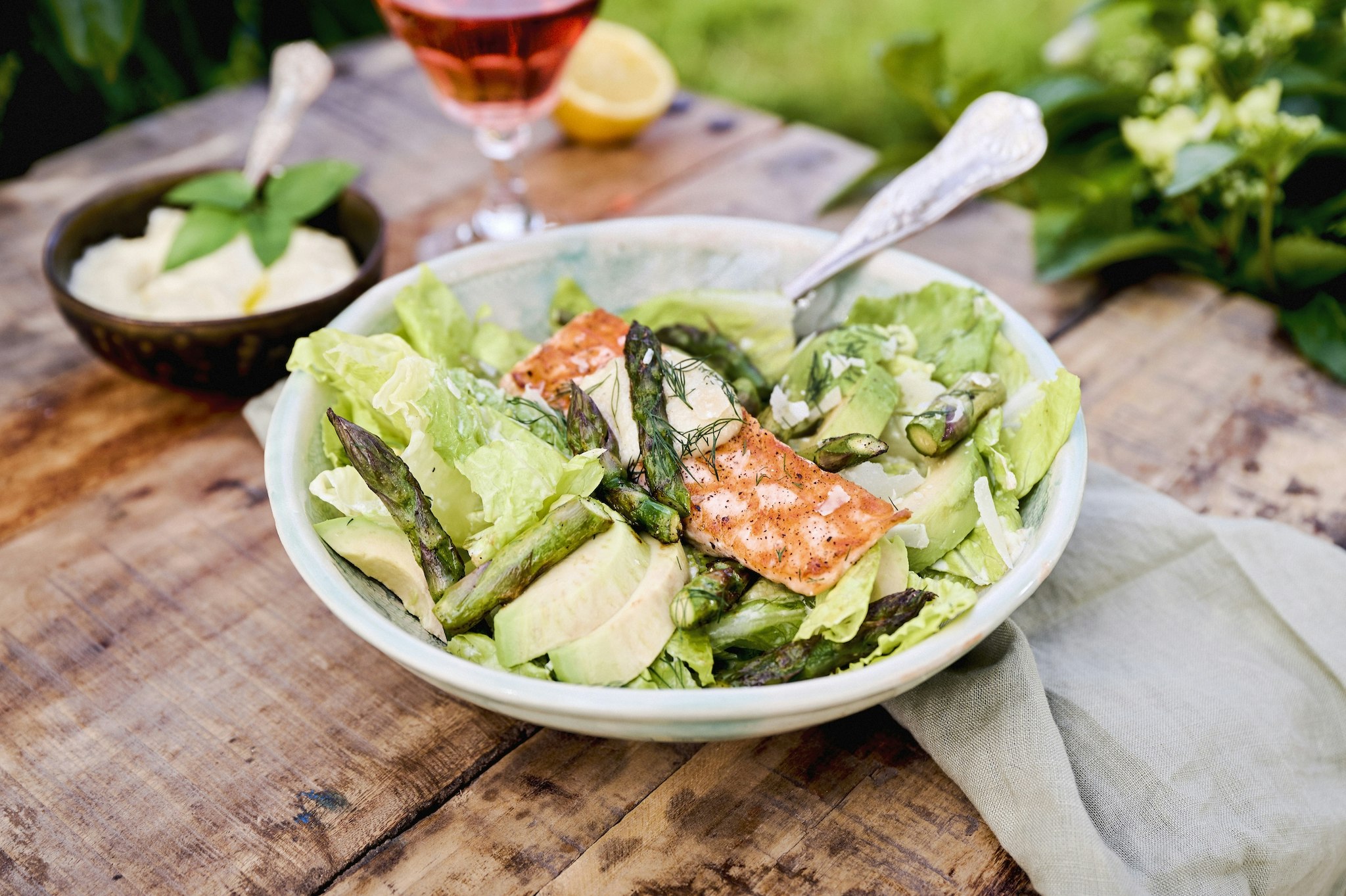 Caesarsallad med lax, sparris och avokado
