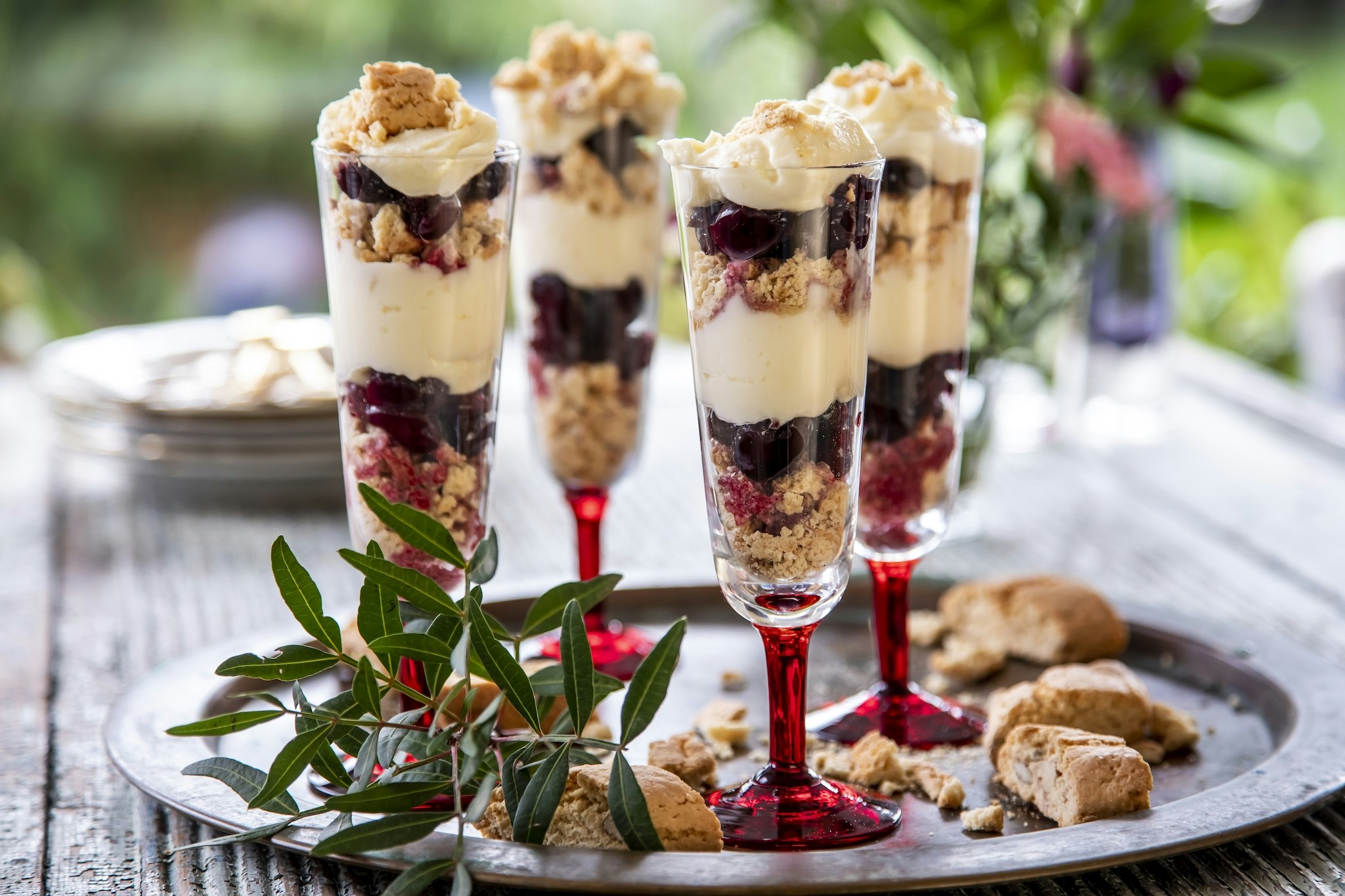 Cheesecake i glas med biscotti och körsbär