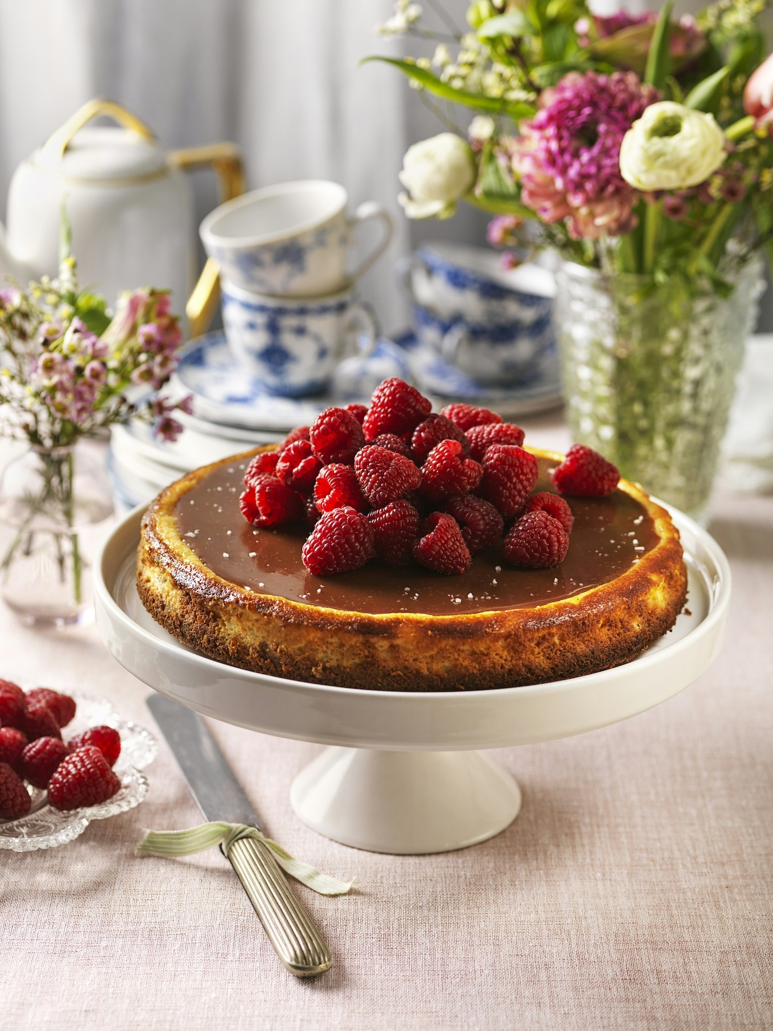 Cheesecake med saltkolatopping och hallon