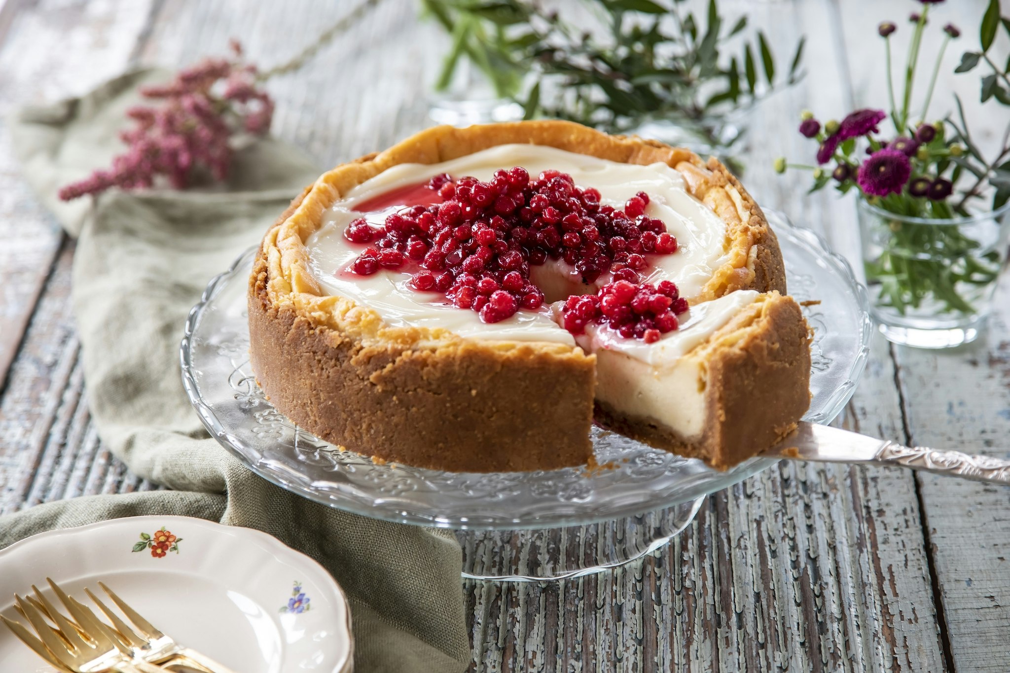 Cheesecake med vit choklad och rårörda lingon