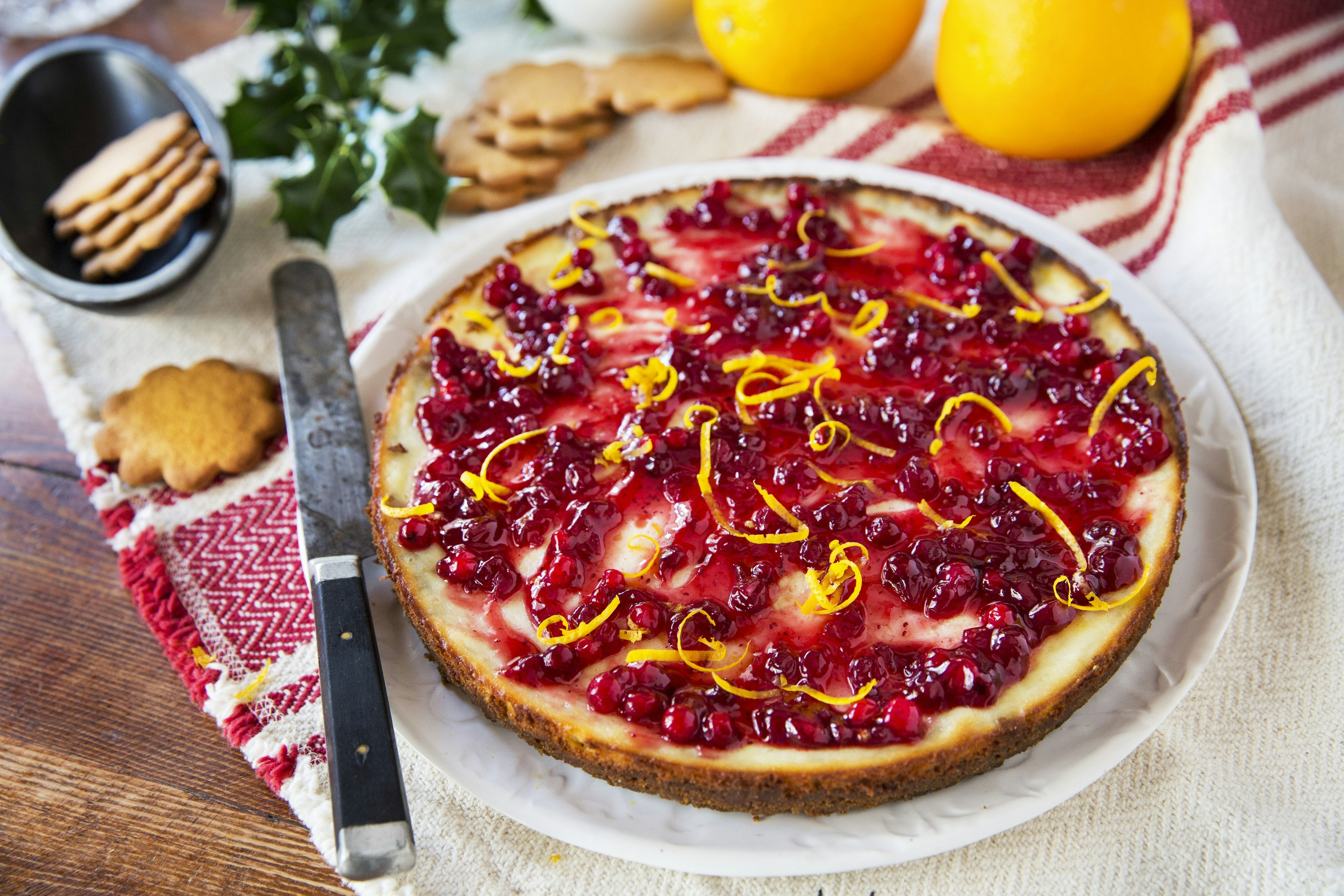 Pepparkakscheesecake med rårörda lingon