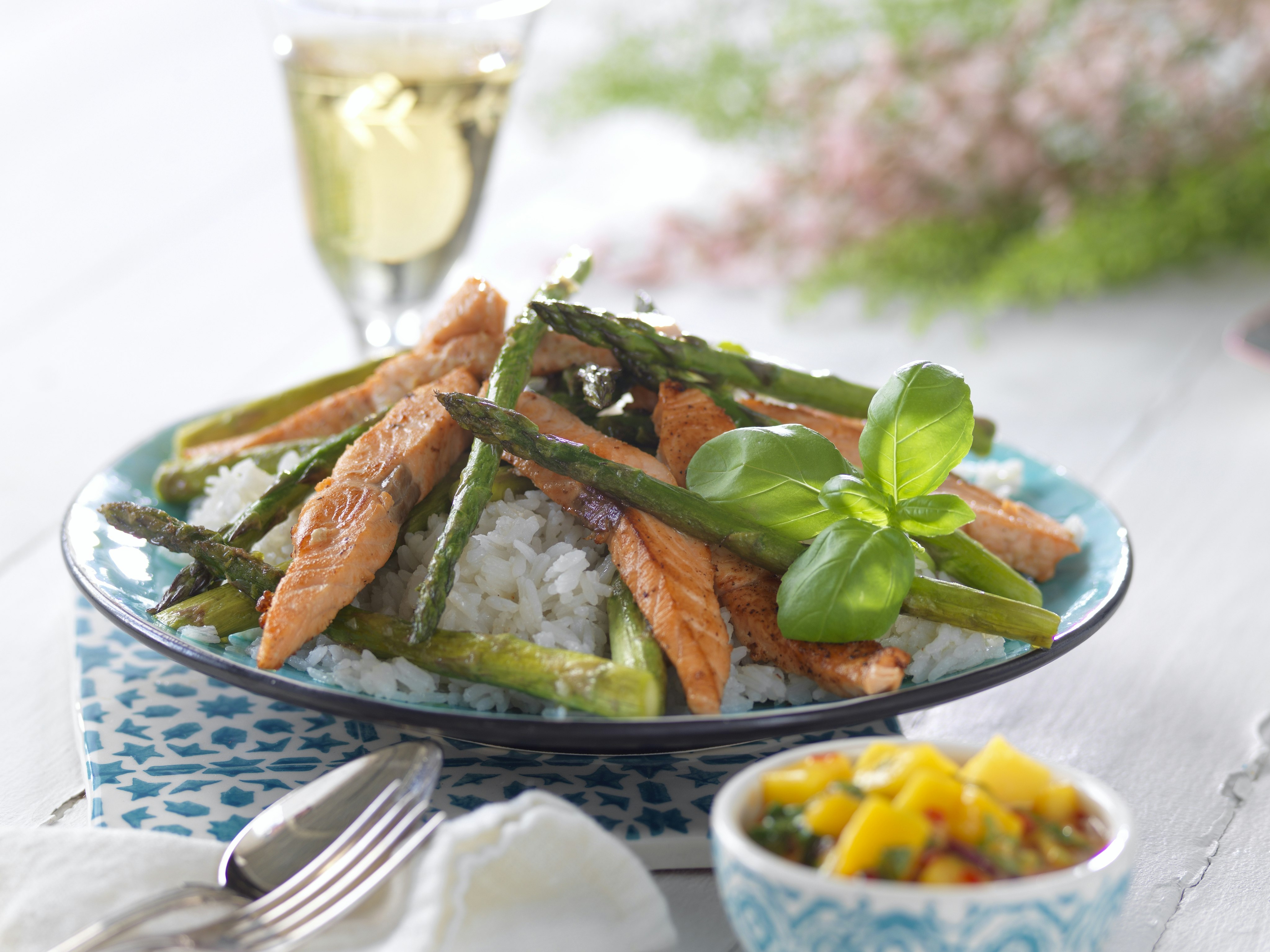 Stekt lax med kokosris och mangosalsa