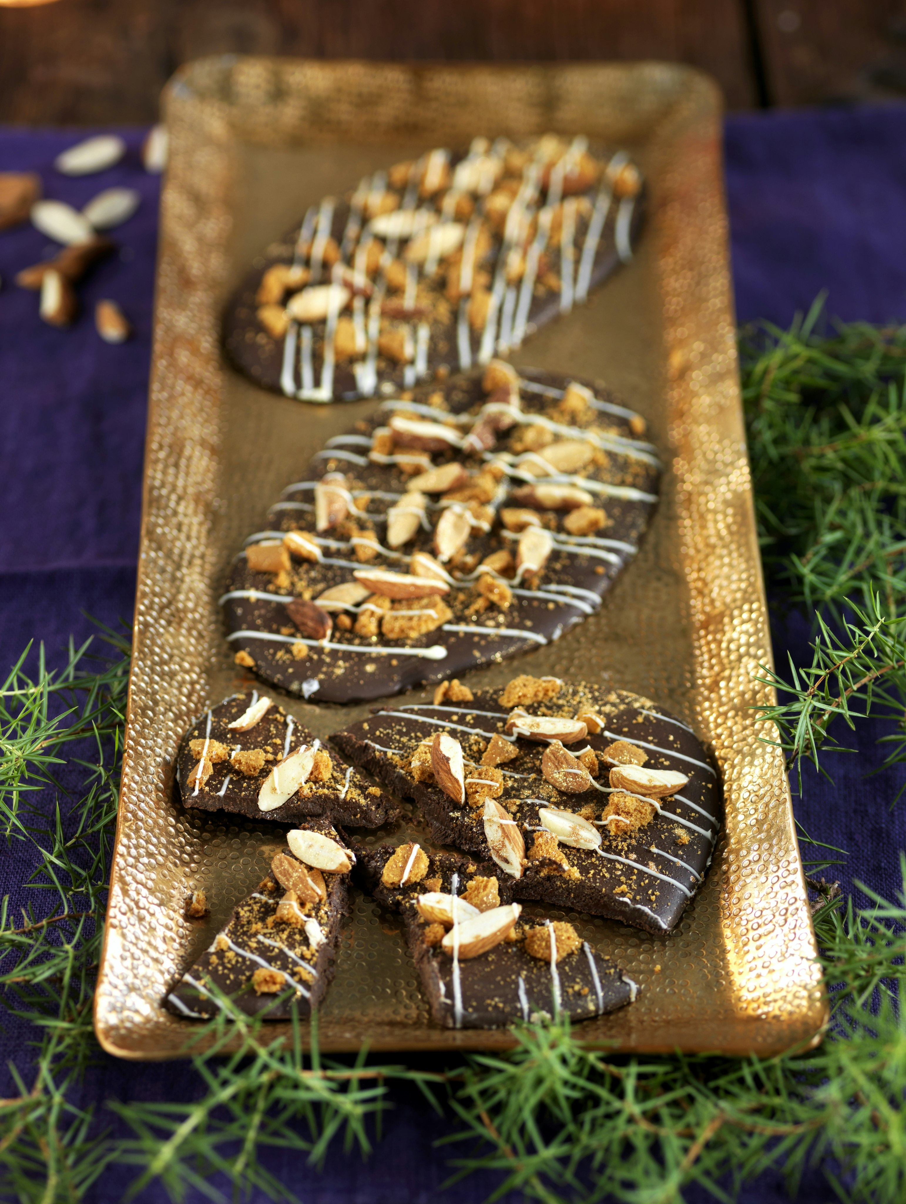 Chokladbräck med pepparkakscrunch och rostad mandel