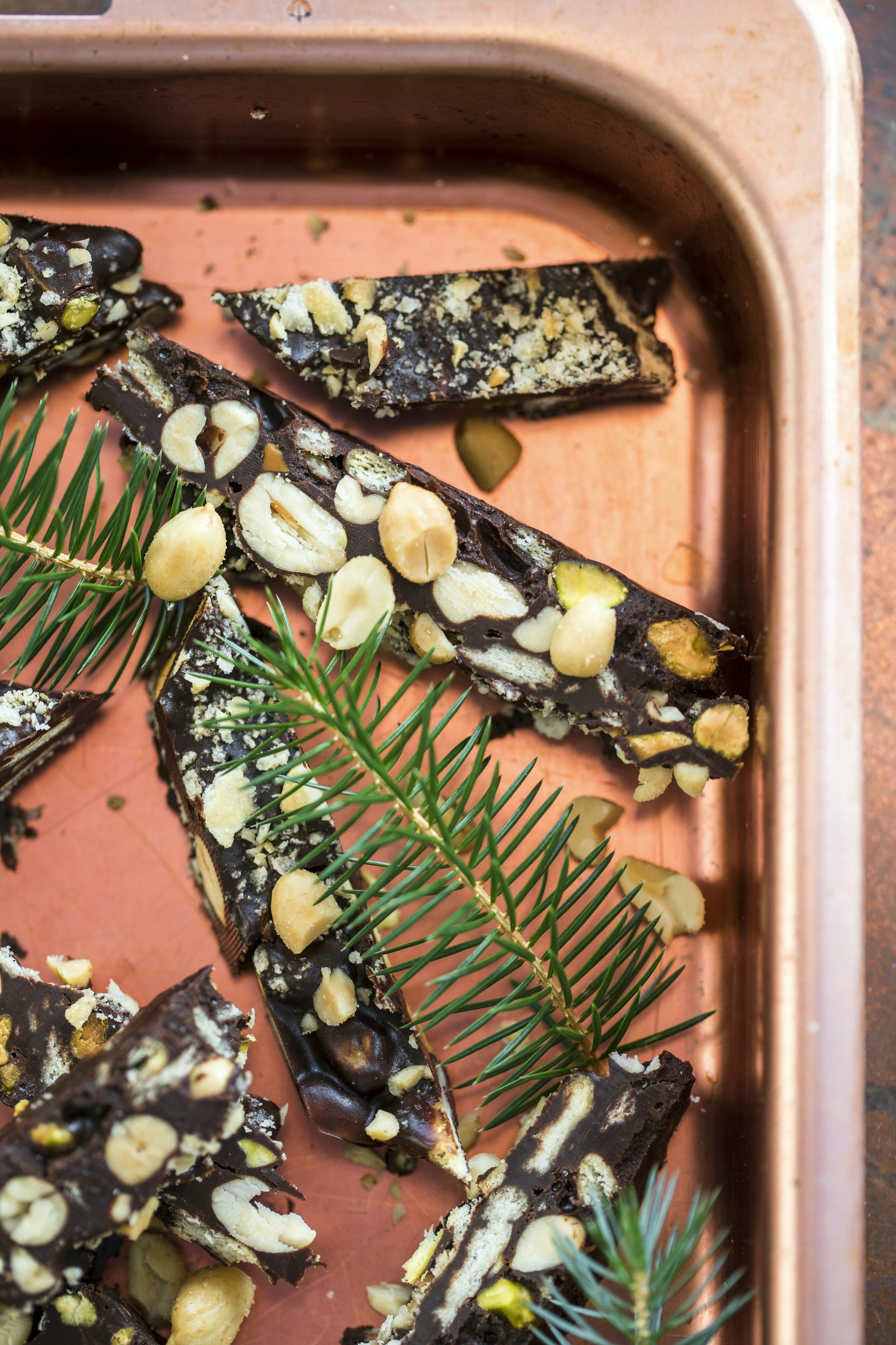 Chokladbräck med salta kex och nötter