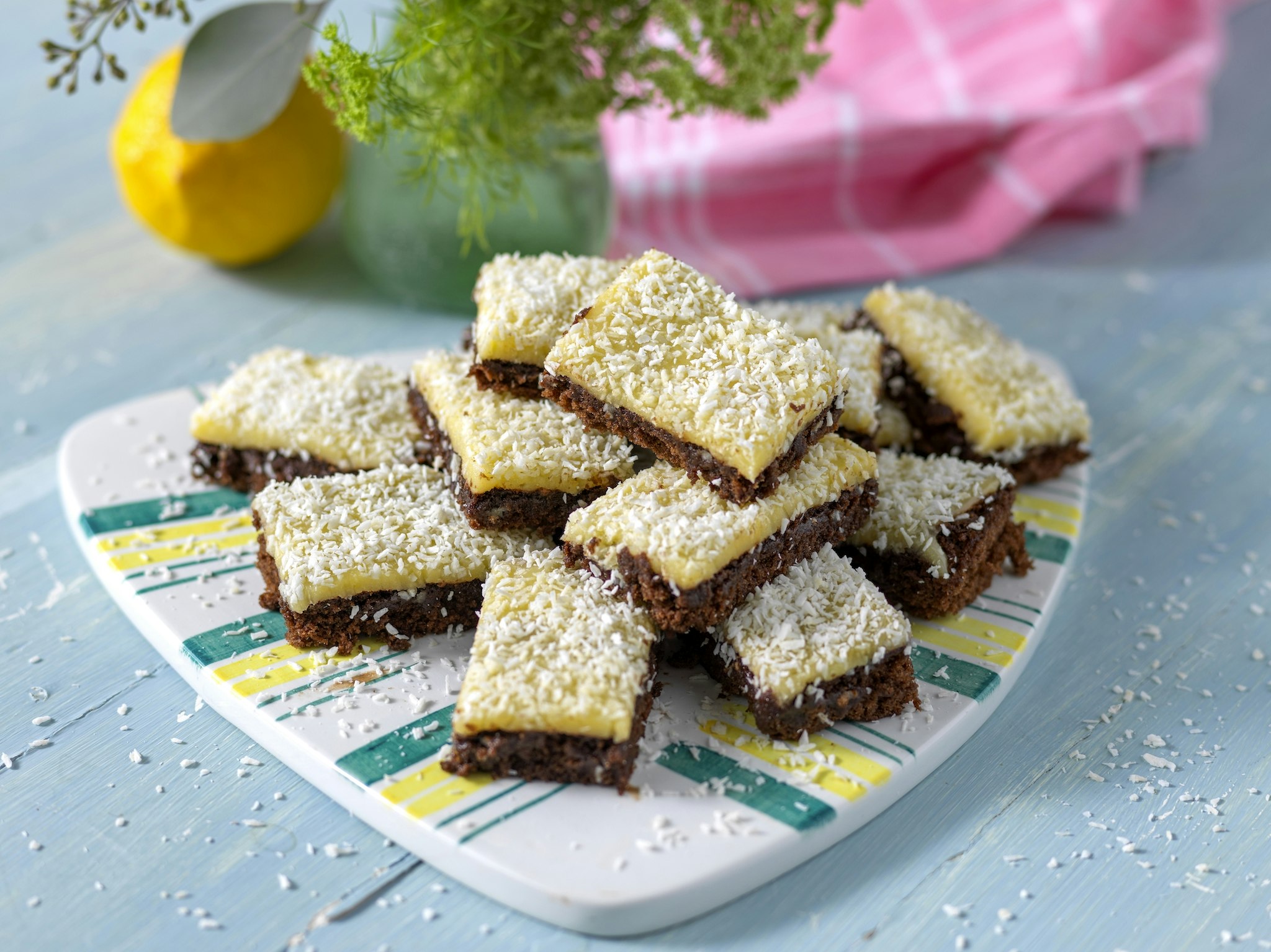 Chokladrutor med vaniljglasyr och kokos